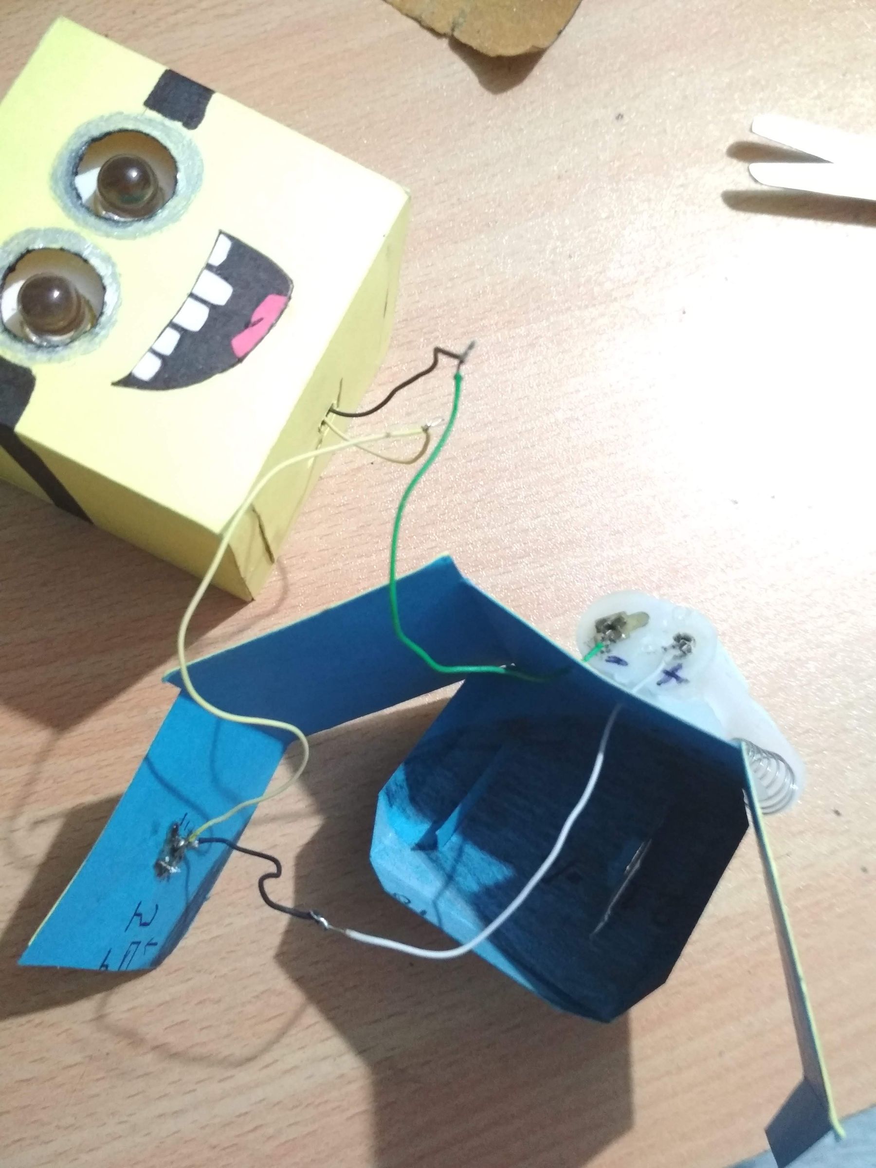 Minion Cubecraft Toy (A Flashlight Toy) : 4 Steps - Instructables