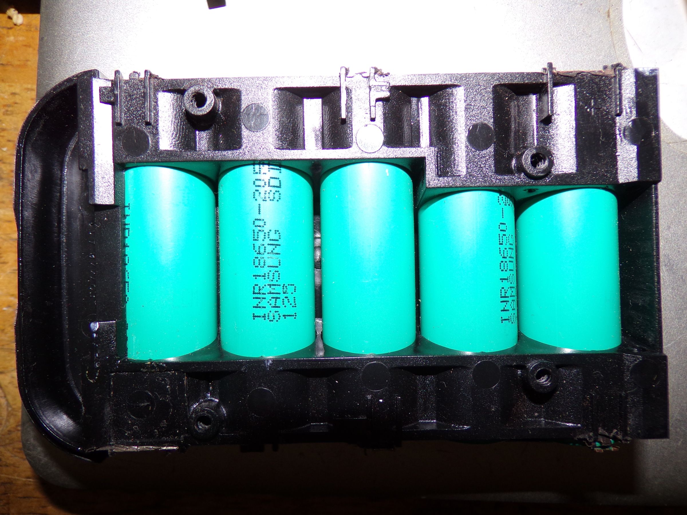 Disassembling a 20v Scott's Sync Battery : 4 Steps - Instructables