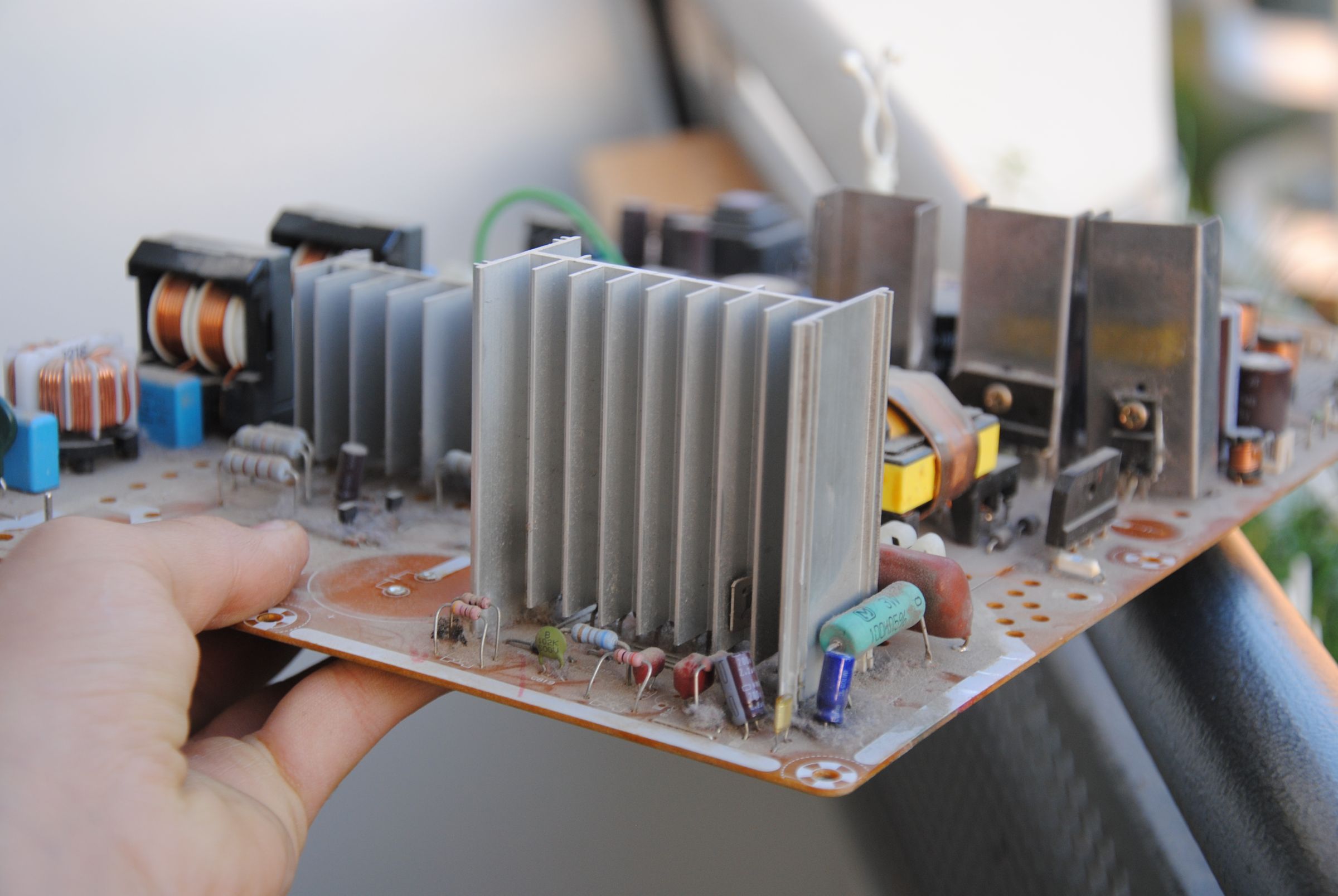 How to Desolder Electronic Components From Circuit Boards - 7 Tips ...