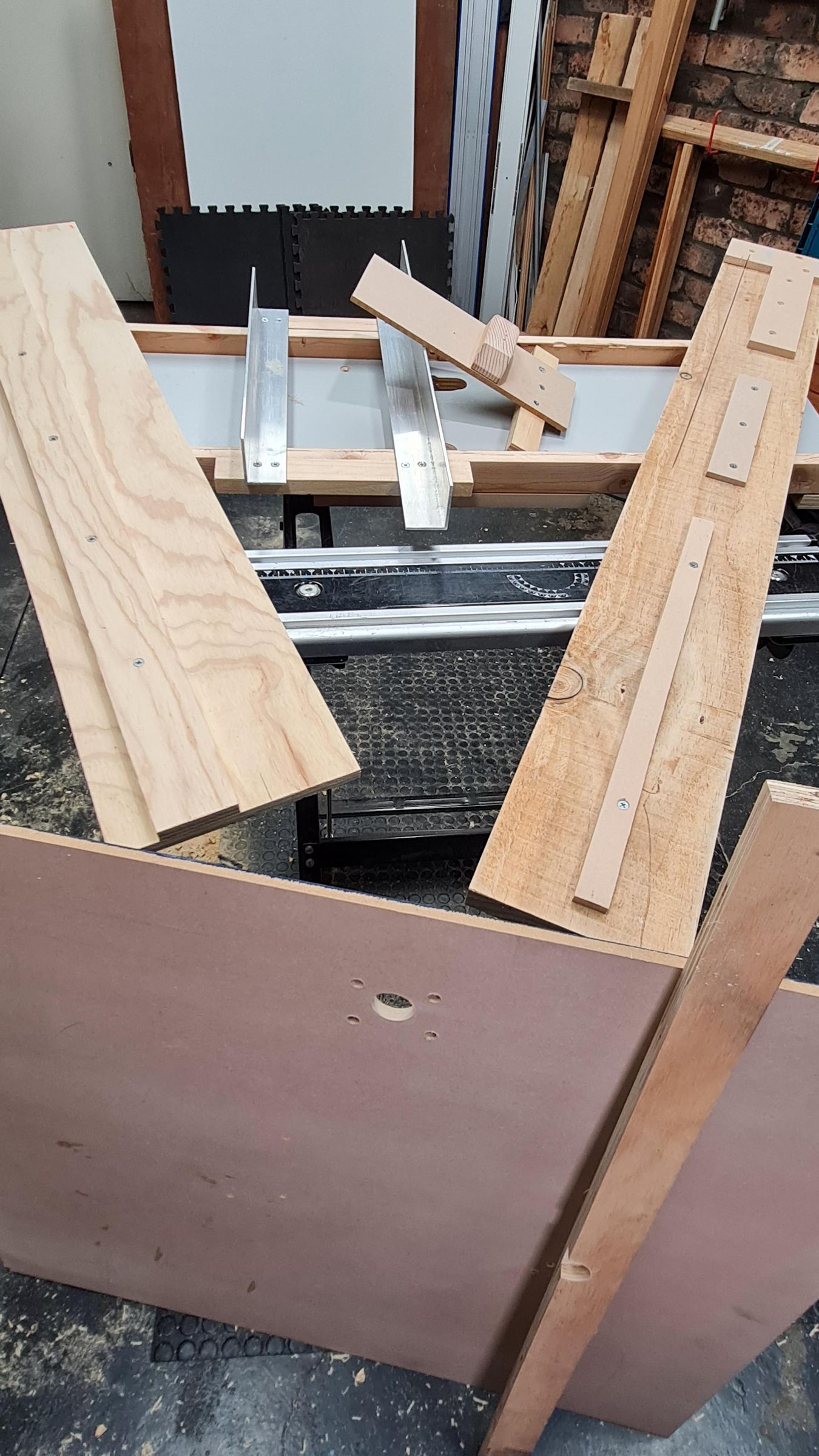 5 Simple and Essential Power Tool Woodworking Jigs : 6 Steps (with ...