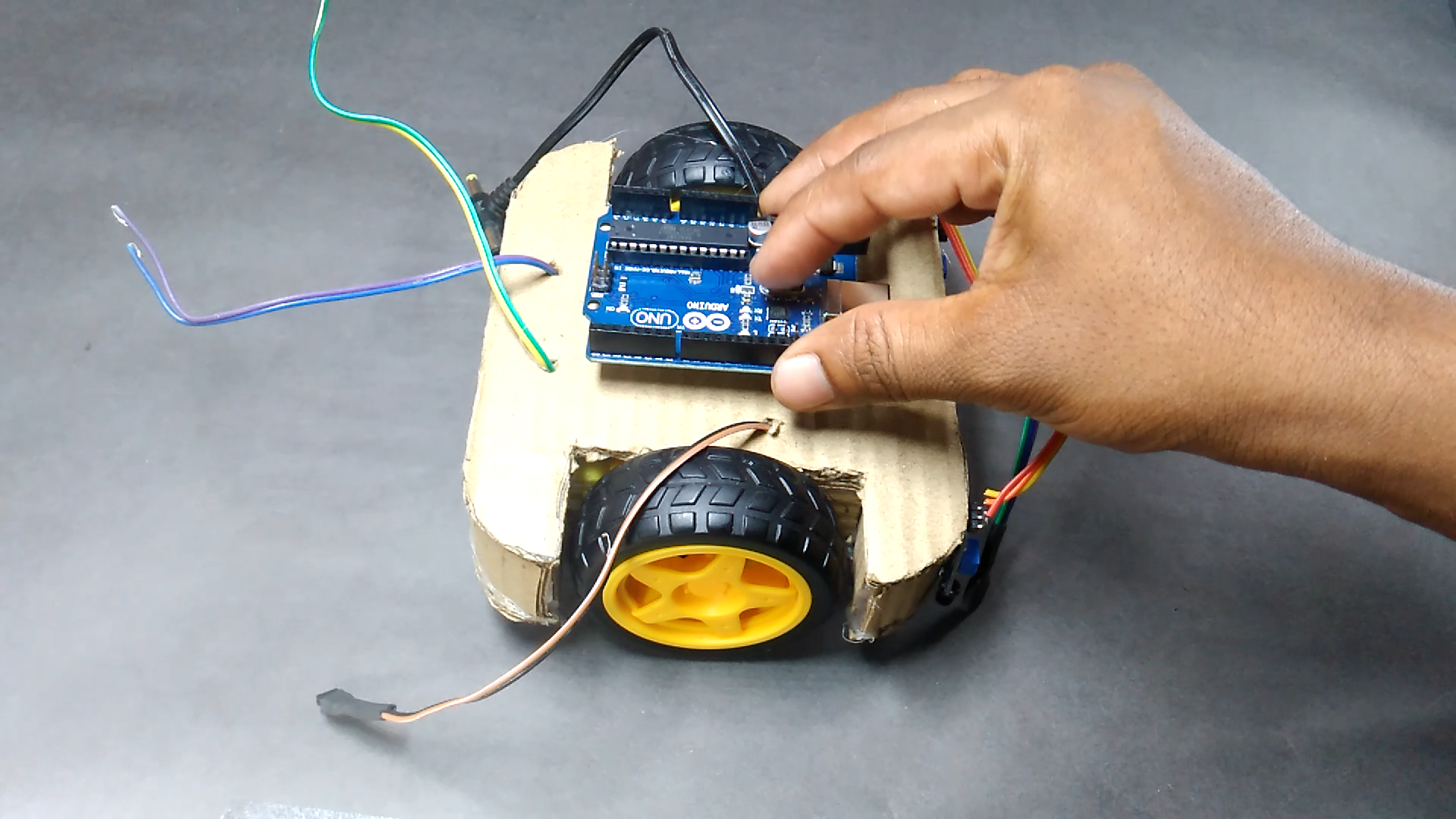 How to Make Arduino Based Edge Avoiding Robot : 4 Steps - Instructables