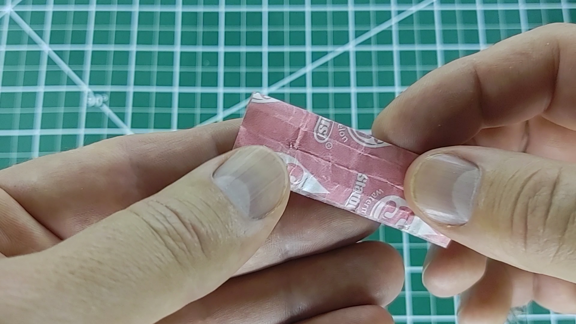 How to Make a Candy Wrapper Chain : 7 Steps (with Pictures) - Instructables