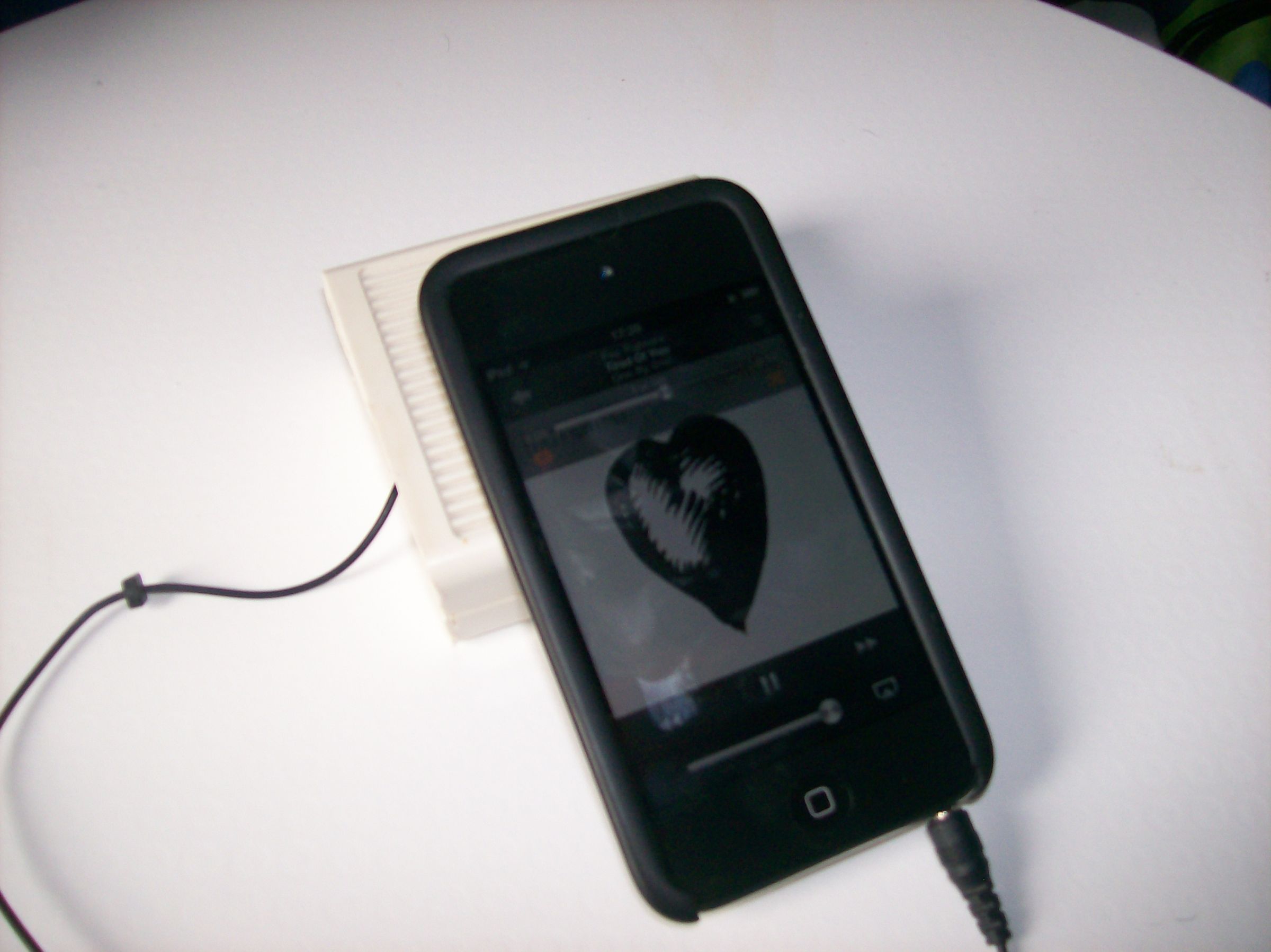 Retro Mono Speaker Runs Off of Ipod Battery : 4 Steps - Instructables