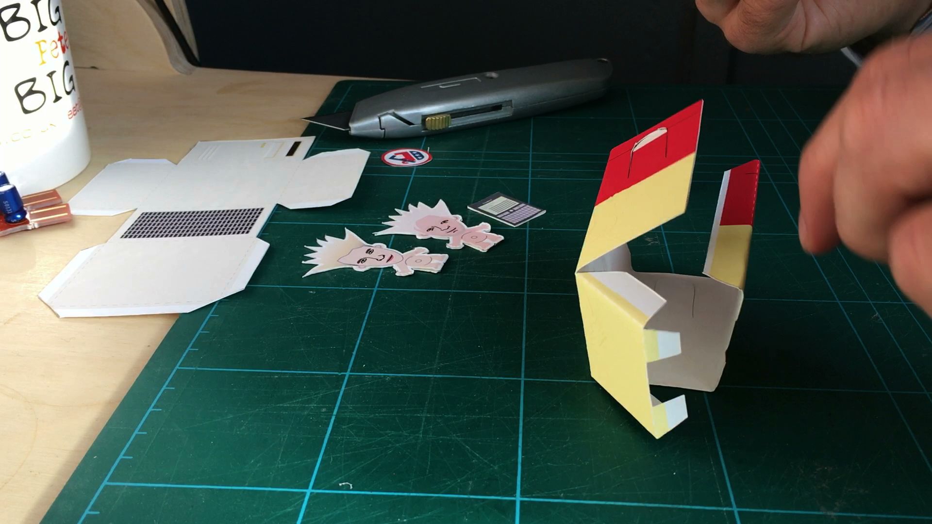 Trump Vs Clinton Papercraft Play Set : 7 Steps - Instructables