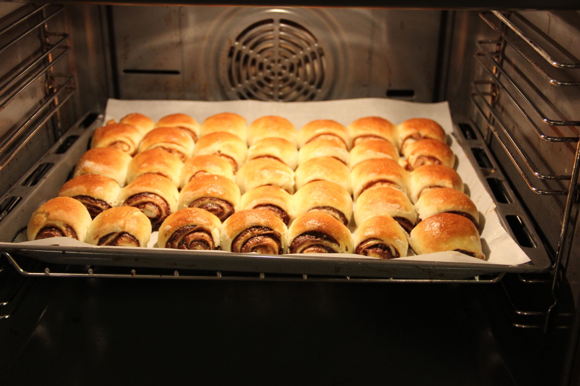 The Best Nutella and Lotus Rolls : 9 Steps (with Pictures) - Instructables