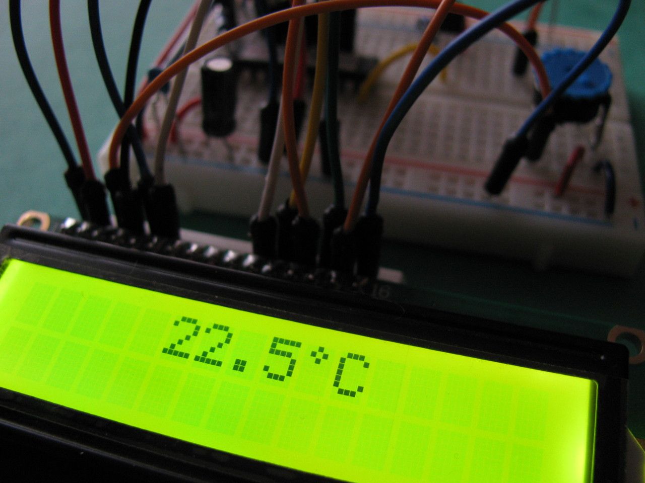 PICAXE Thermometer Prototype With DS18B20 Sensor and LCD Display : 8 ...