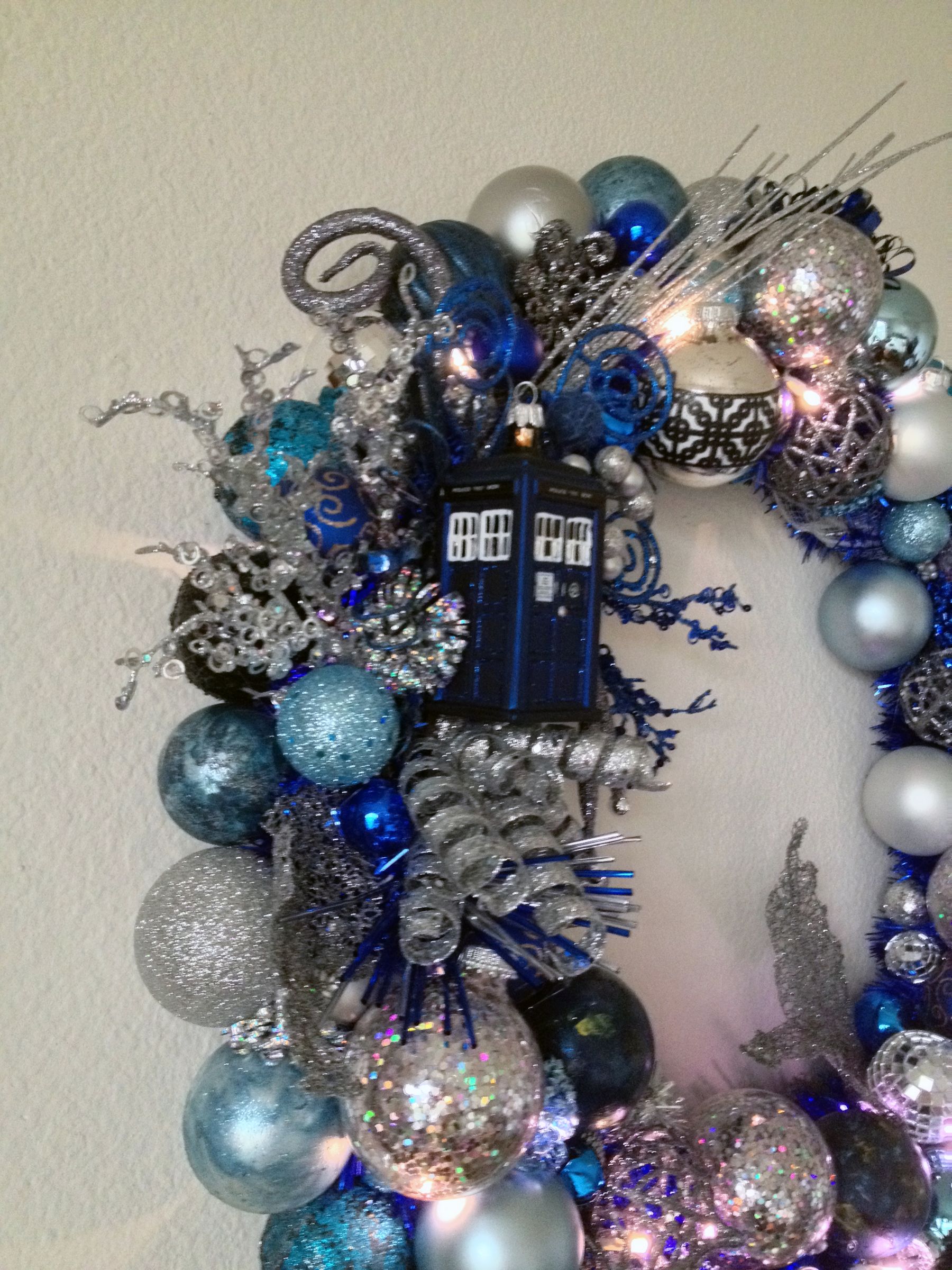 Lighted Tardis Ornament Wreath : 6 Steps - Instructables