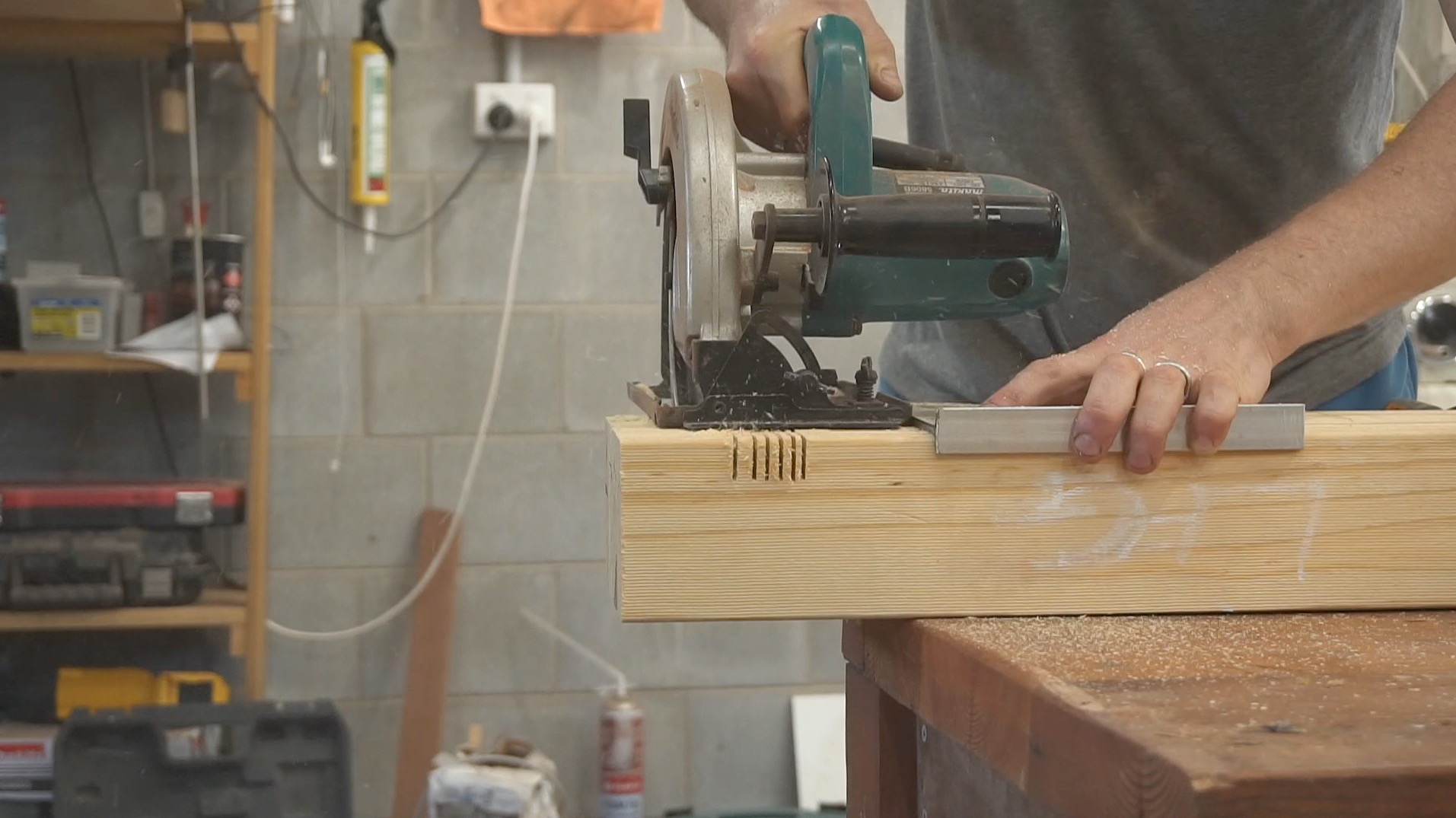 Simple Mobile Workbench/Assembly Table : 3 Steps (with Pictures ...