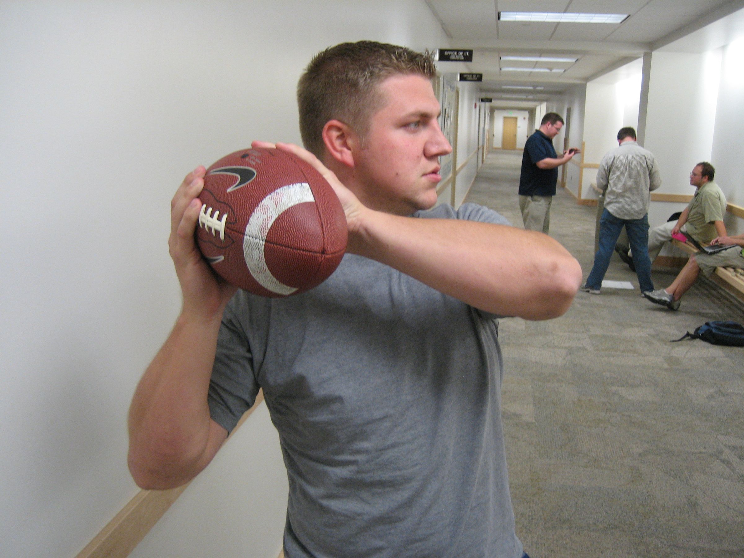 How to Throw a Football : 6 Steps (with Pictures) - Instructables