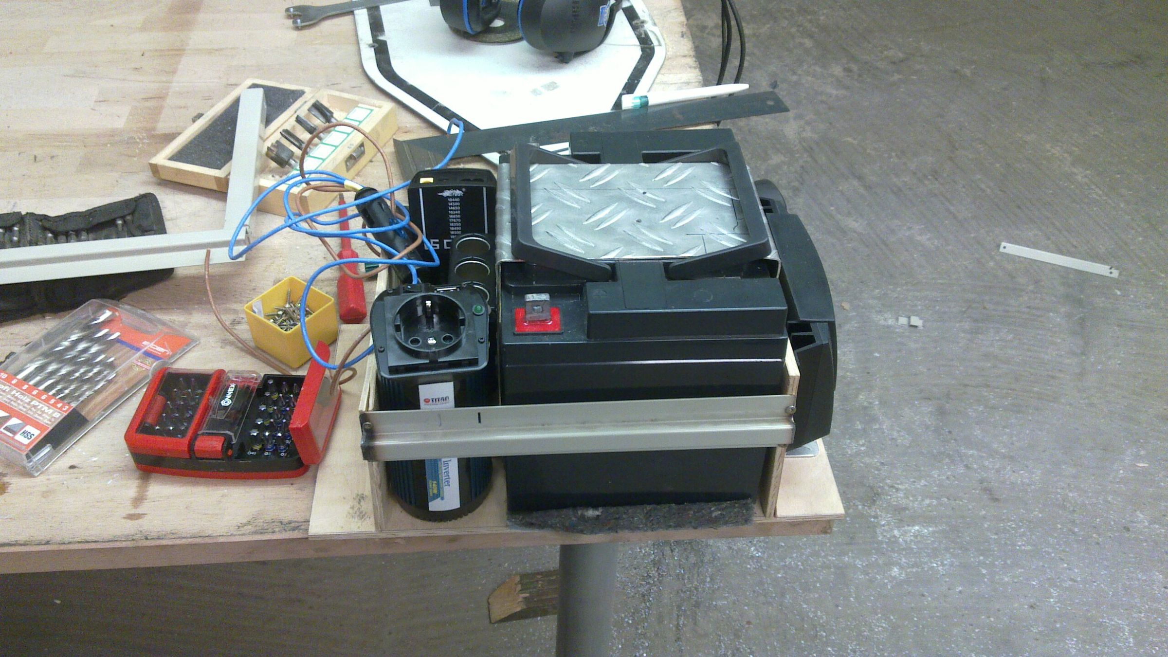 Off Grid Battery Box : 4 Steps - Instructables