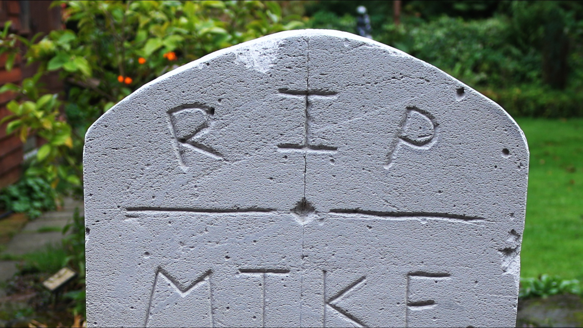 How to Make a Halloween Tombstone From Breeze Blocks : 5 Steps ...