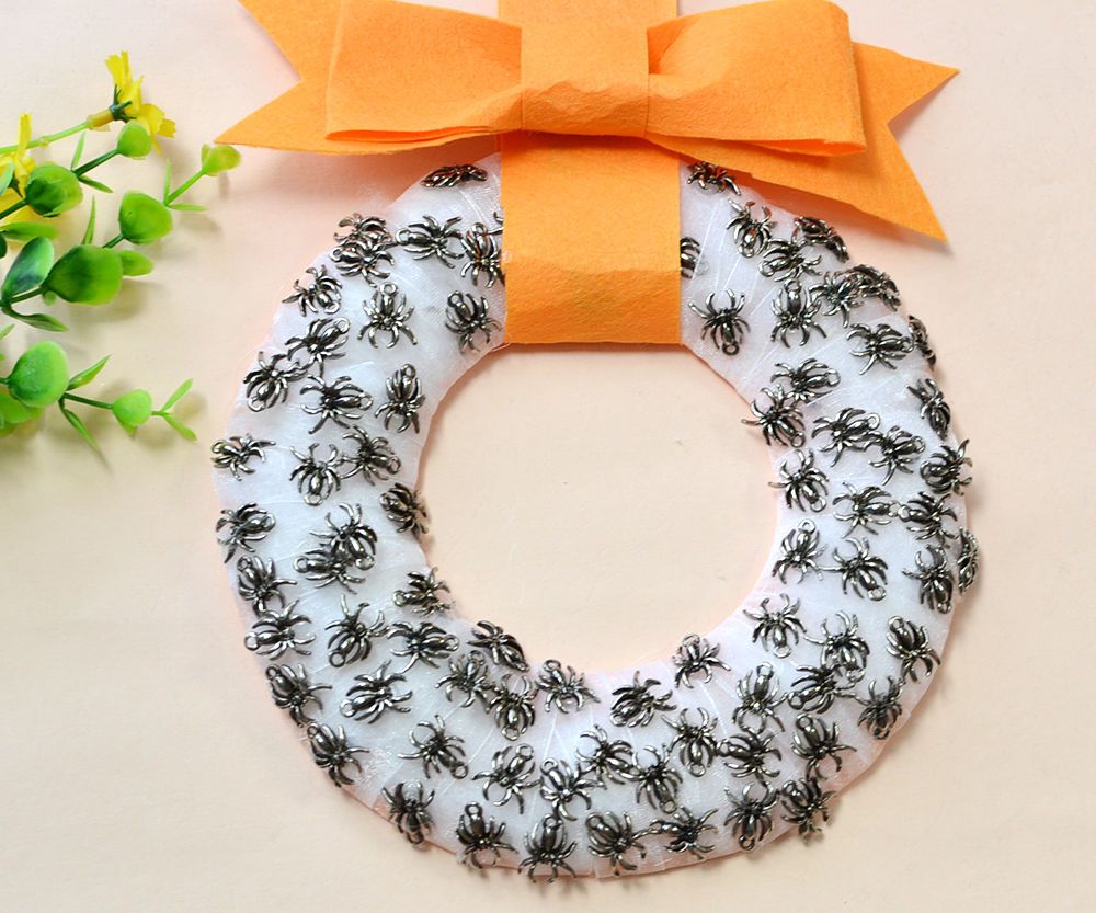 Halloween Craft Tutorial on How to Make a Spider Wreath : 4 Steps ...