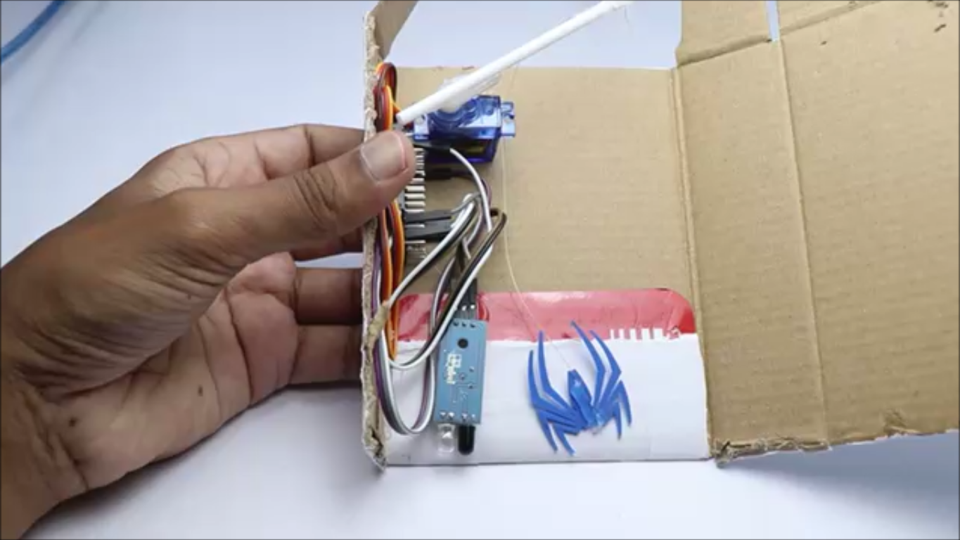 How to Make Spooky Box That Drops Spider for a Creepy Surprise : 8 ...