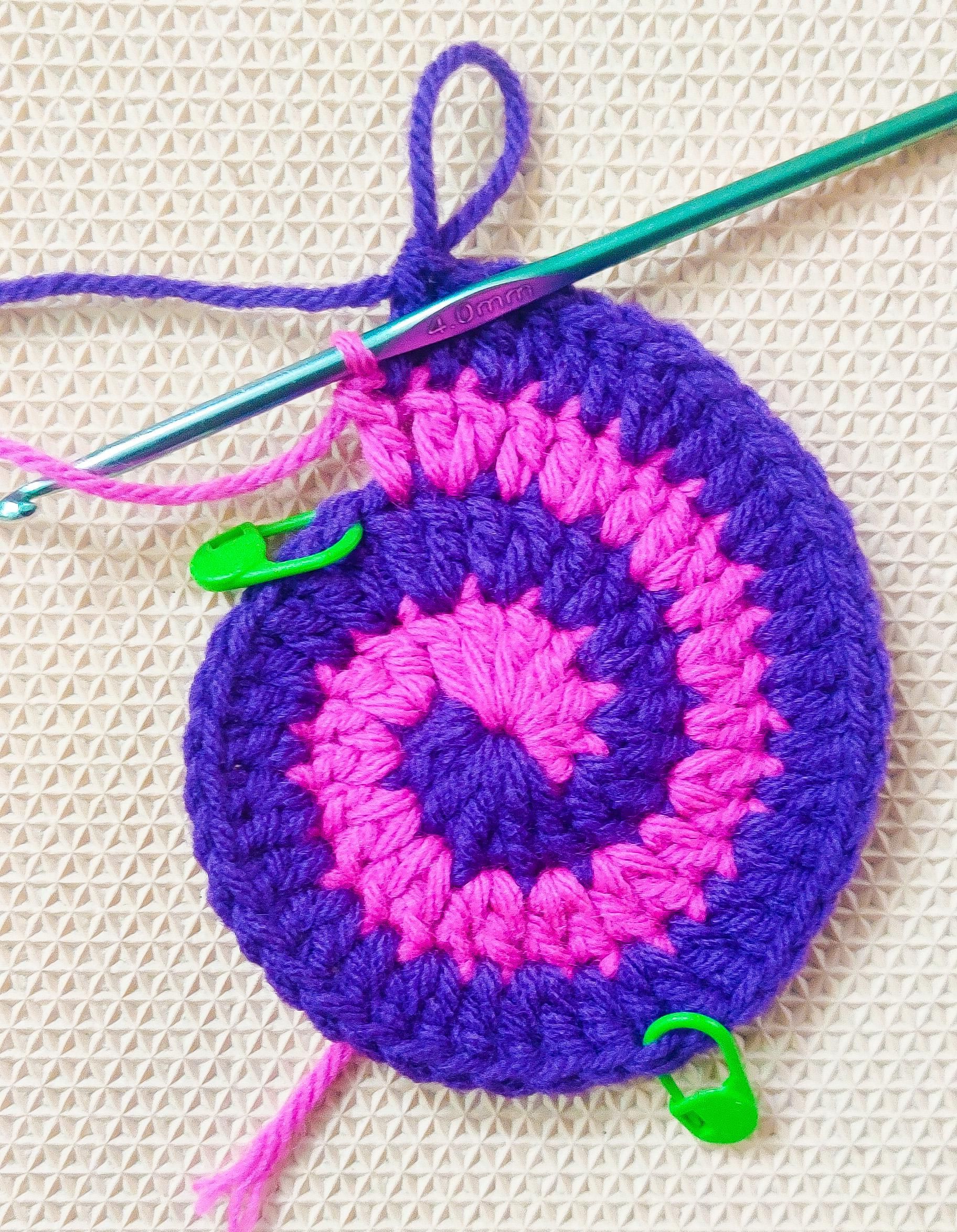 How to Make a Solid Two Color Spiral Crochet Circle : 8 Steps (with ...