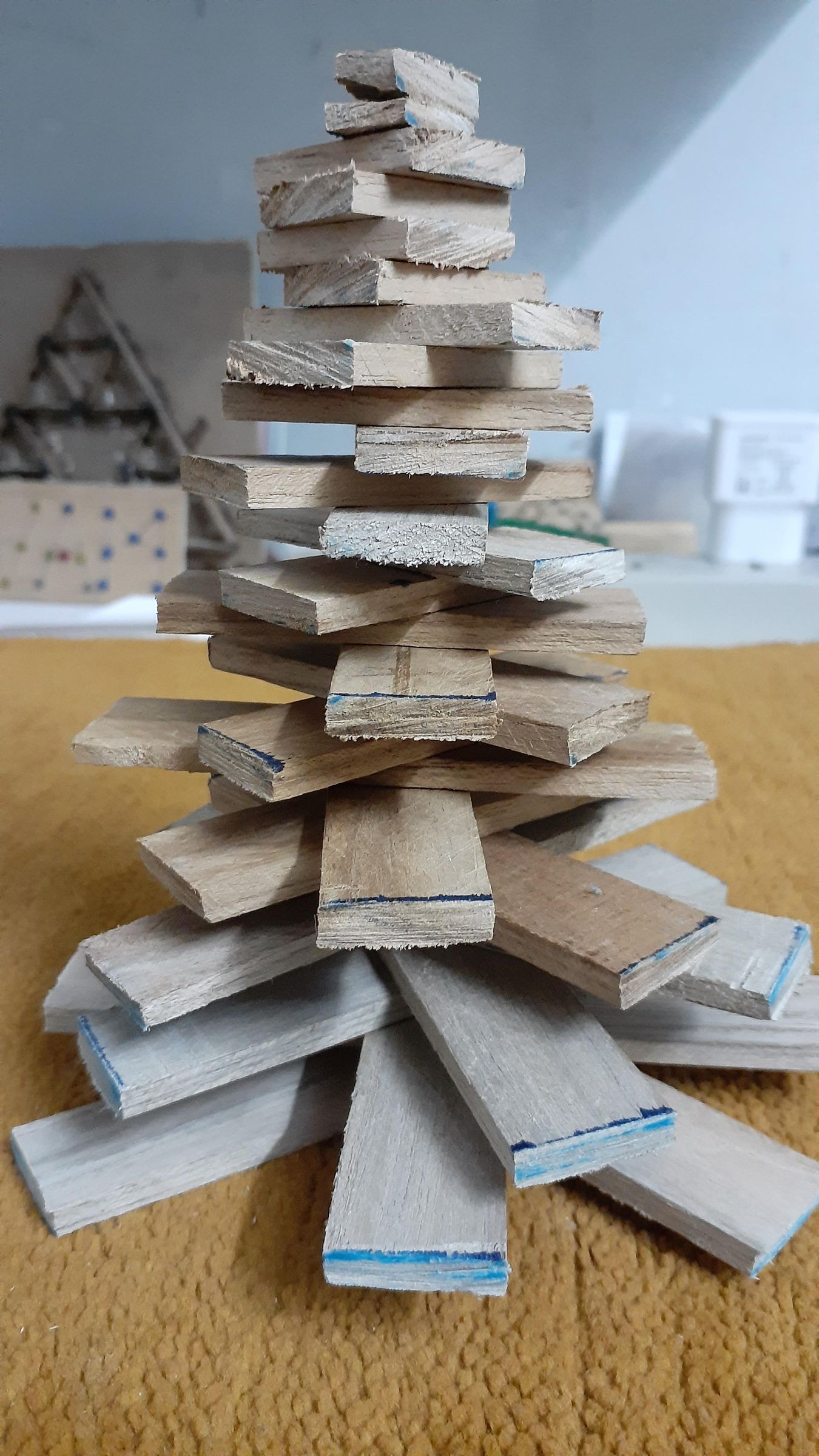 ELECTRONIC COMPONENTS BASED CHRISTMAS TREE : 8 Steps - Instructables