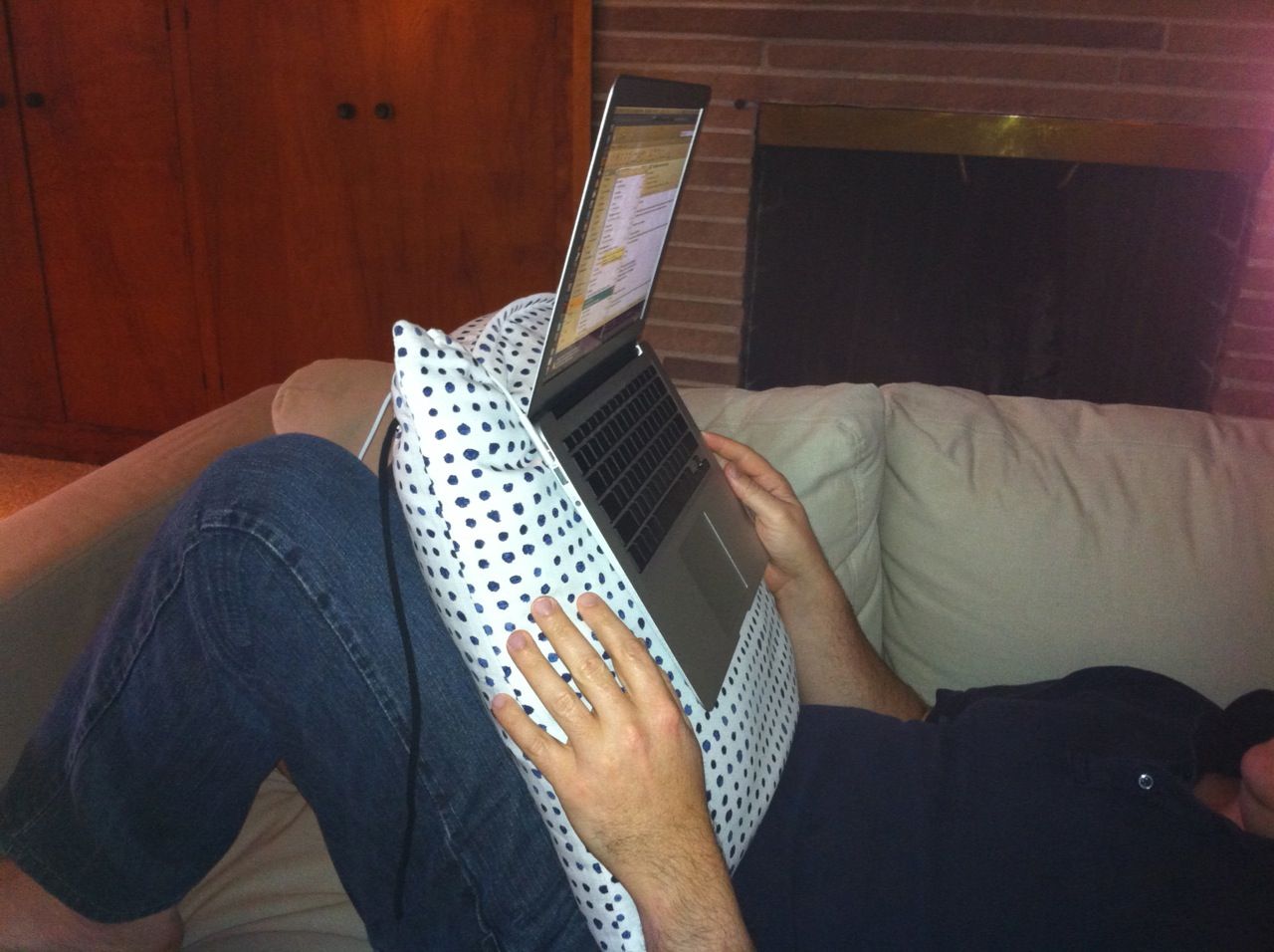 Best Laptop Stand for Bed or Sofa : 3 Steps - Instructables