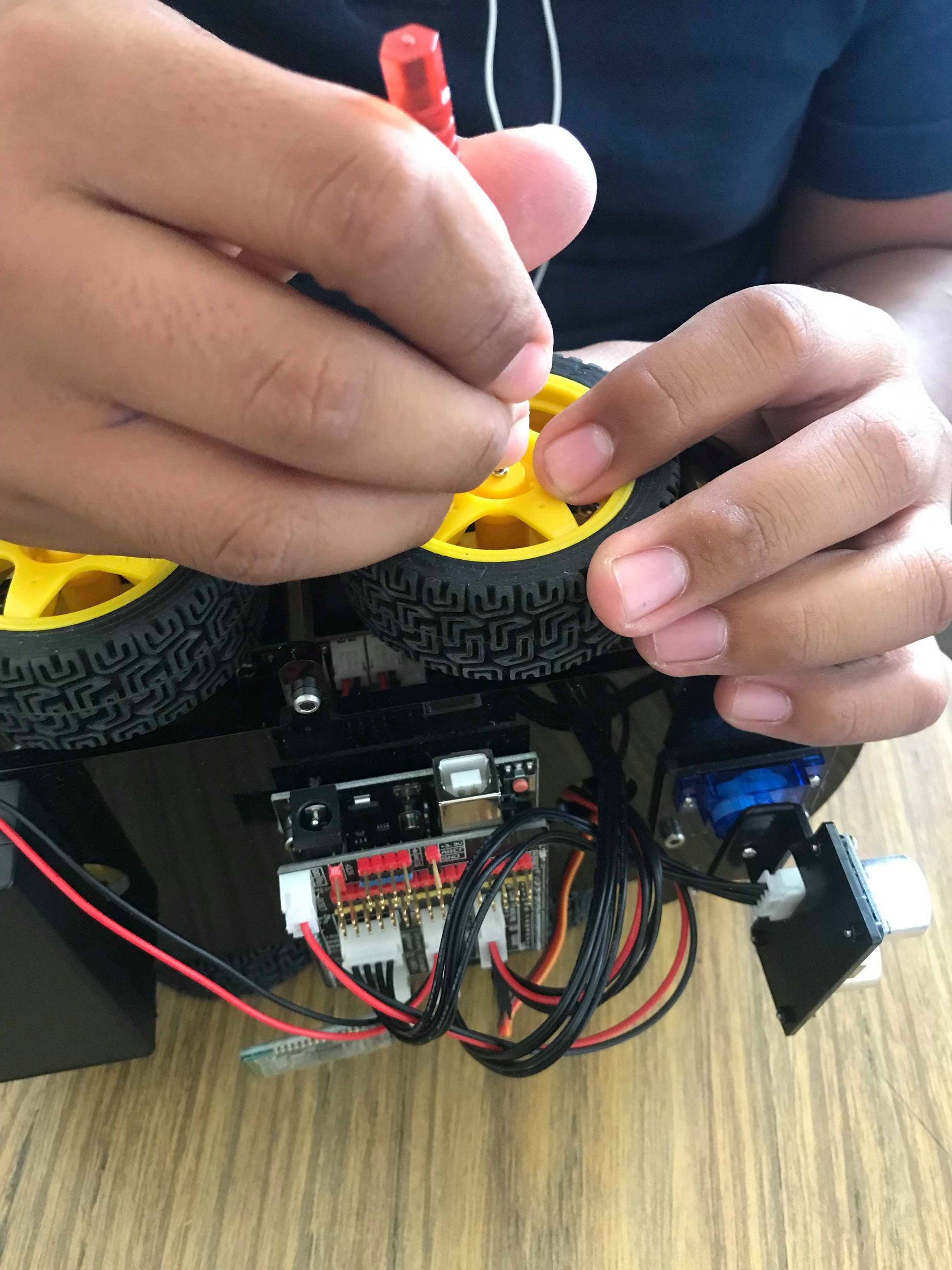 Como Poner Llantas Y Conectar Componentes En Carro Arduino : 3 Steps ...