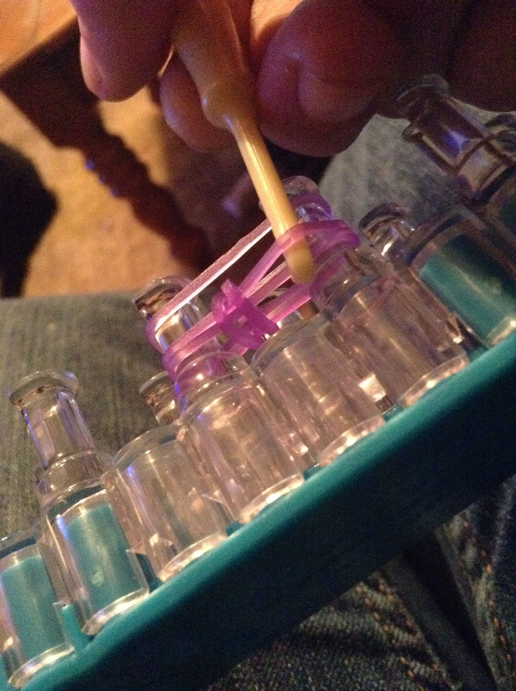 Inverted Fishtail Rainbow Loom : 4 Steps - Instructables