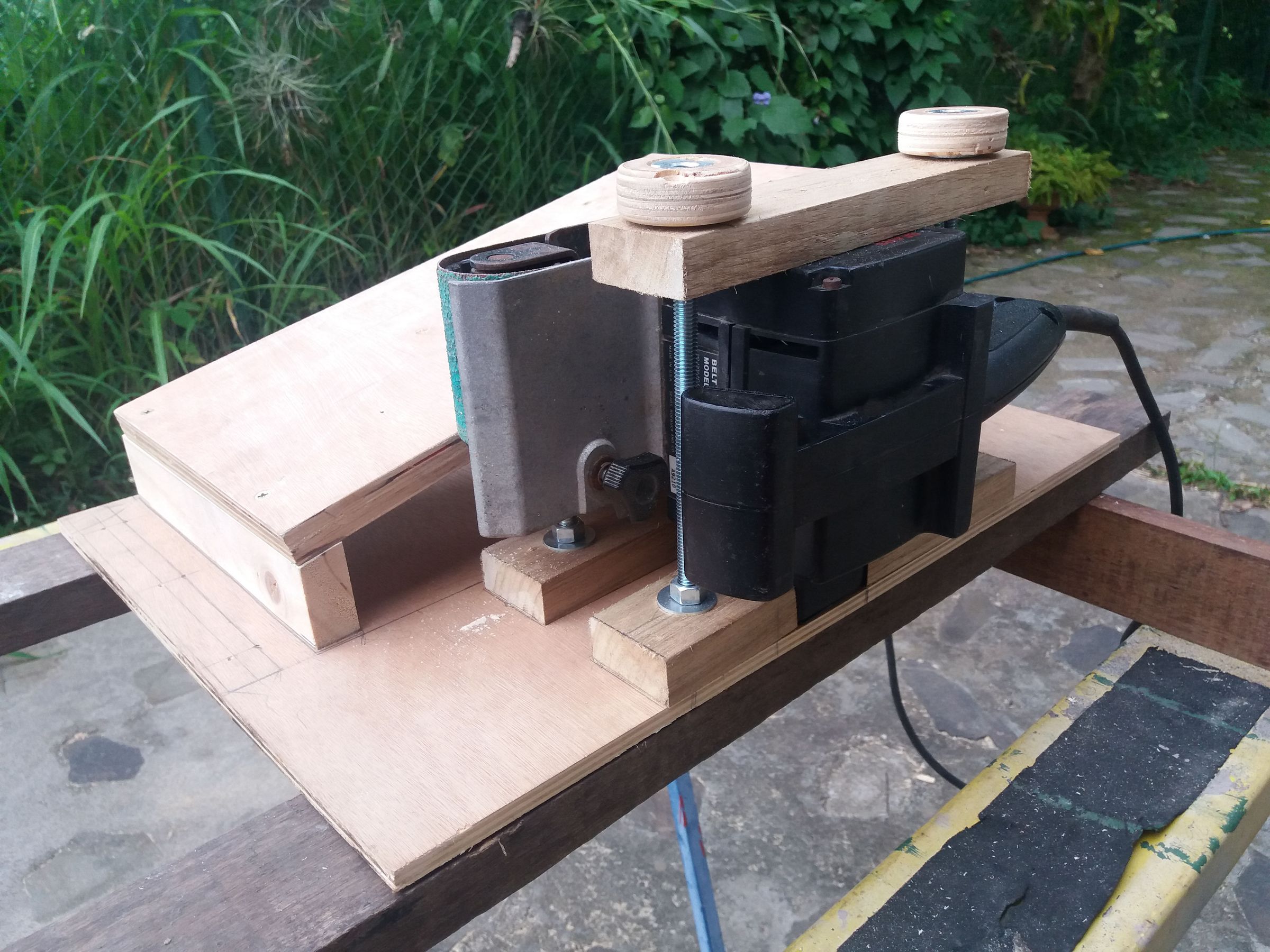 Benchtop Belt Sander Jig : 8 Steps (with Pictures) - Instructables
