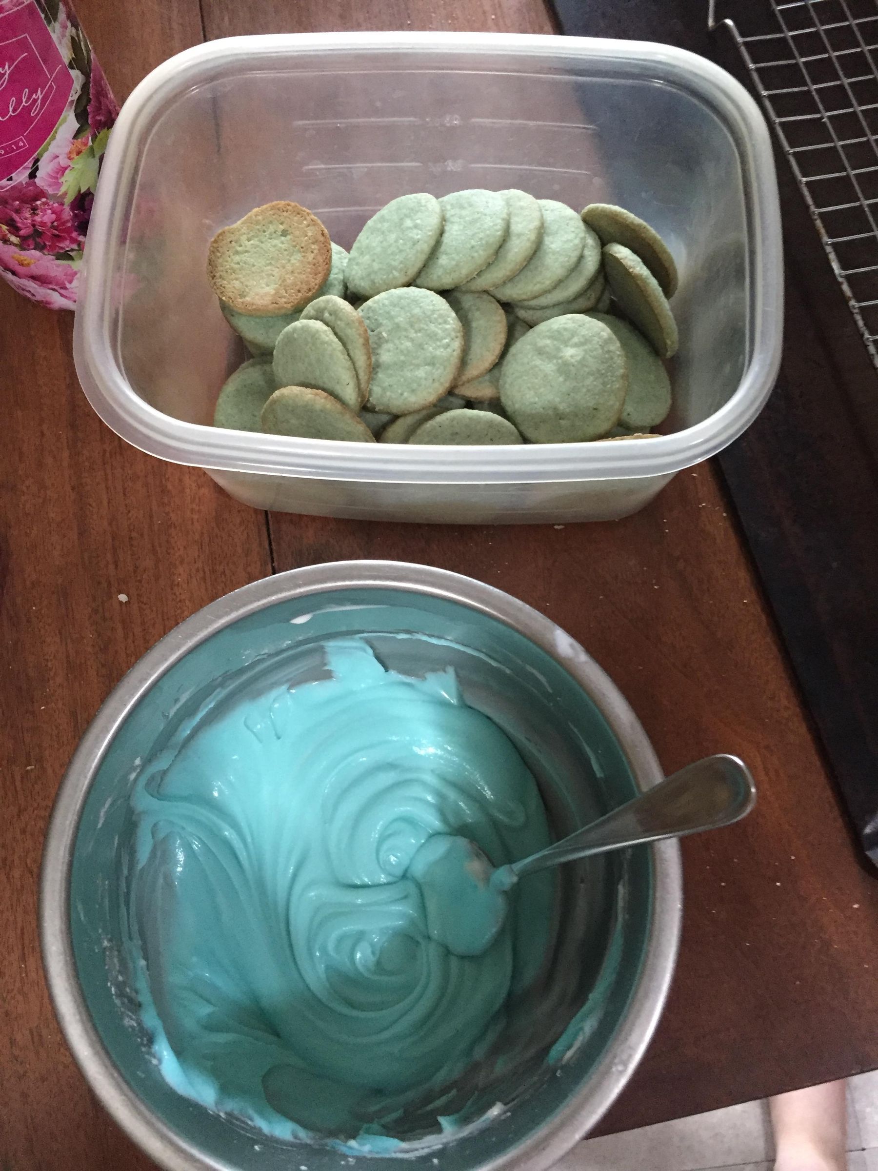 Easy Grogu's Blue Cookies (Not Macarons!) : 4 Steps - Instructables