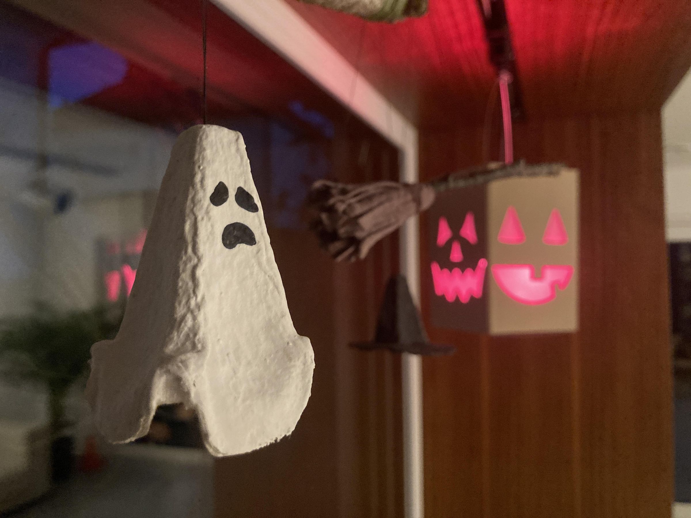 👻🧙‍♀️🧹 Spooky Egg Carton Magic: DIY Hanging Ghosts, Witches’ Brooms ...