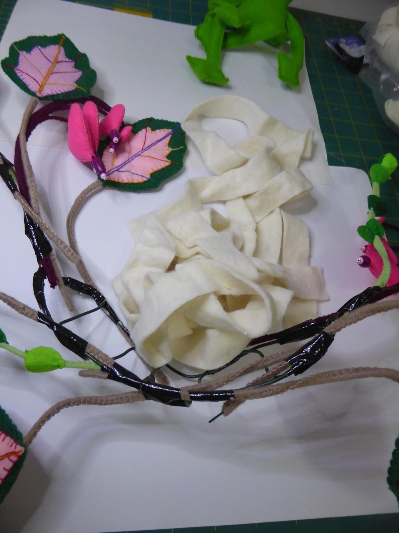 Frog’s Book Nook – an Embroidered Felt Art Diorama : 12 Steps (with ...