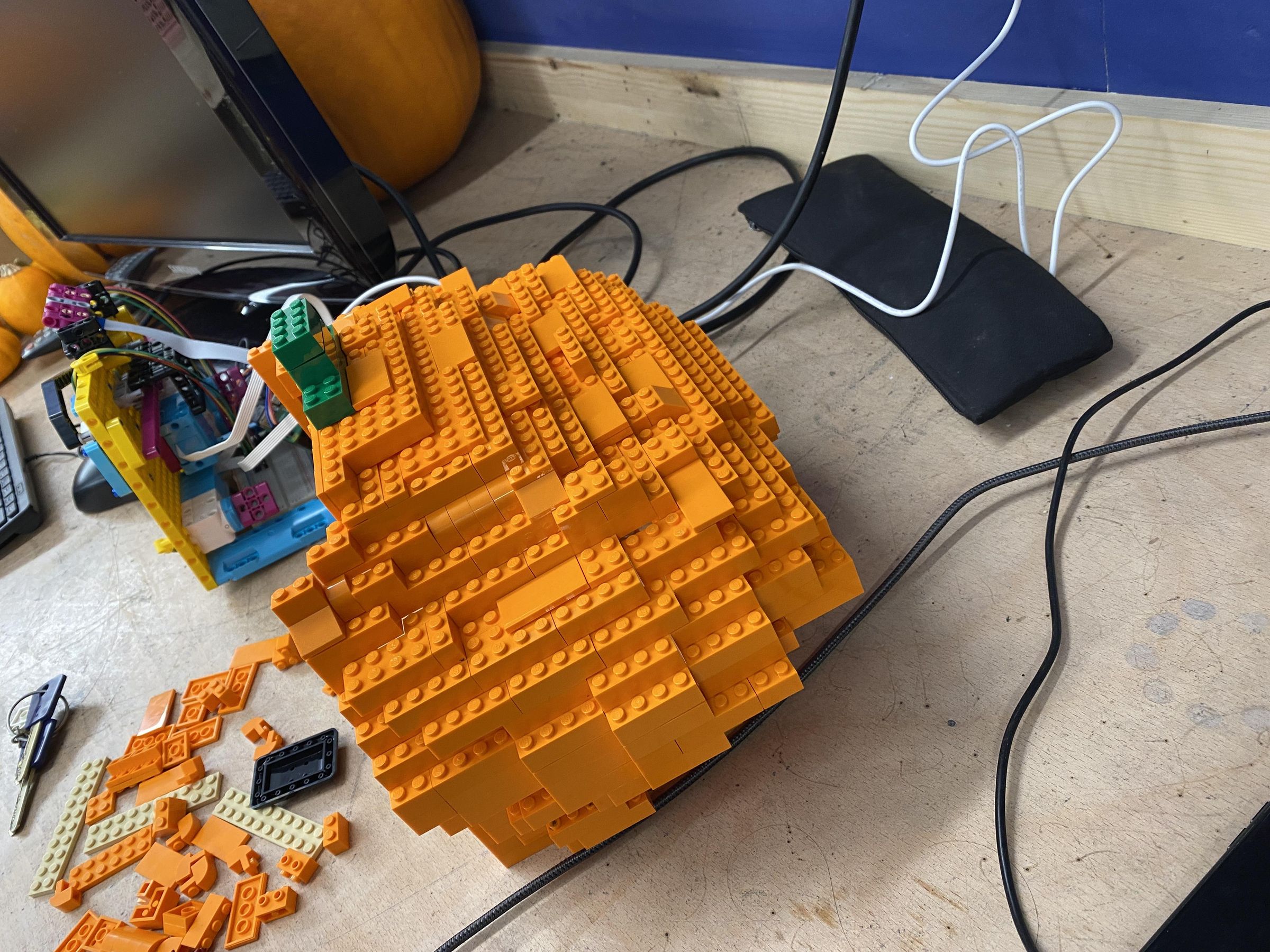 A LEGO® Robot Pumpkin : 5 Steps (with Pictures) - Instructables