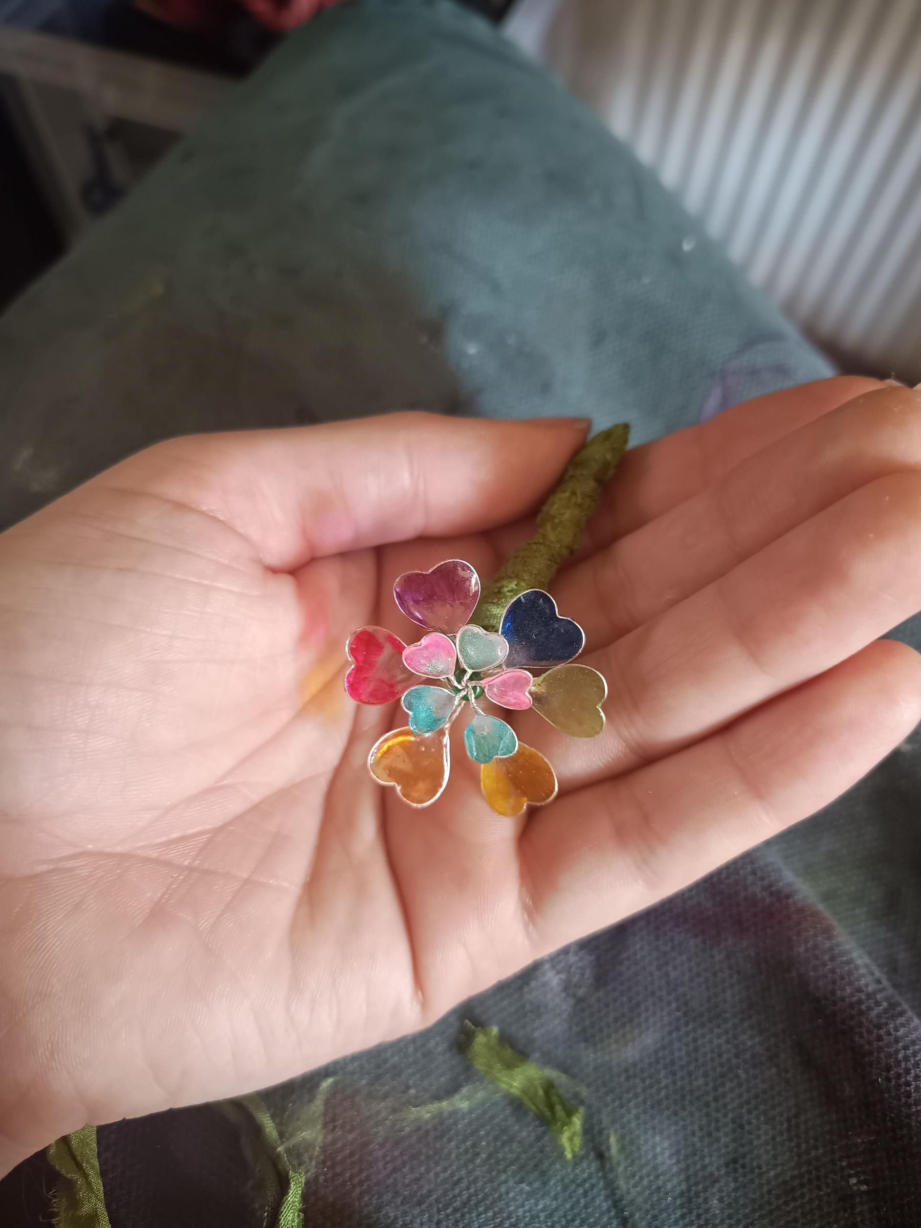 UV Resin Flower Pin : 10 Steps (with Pictures) - Instructables