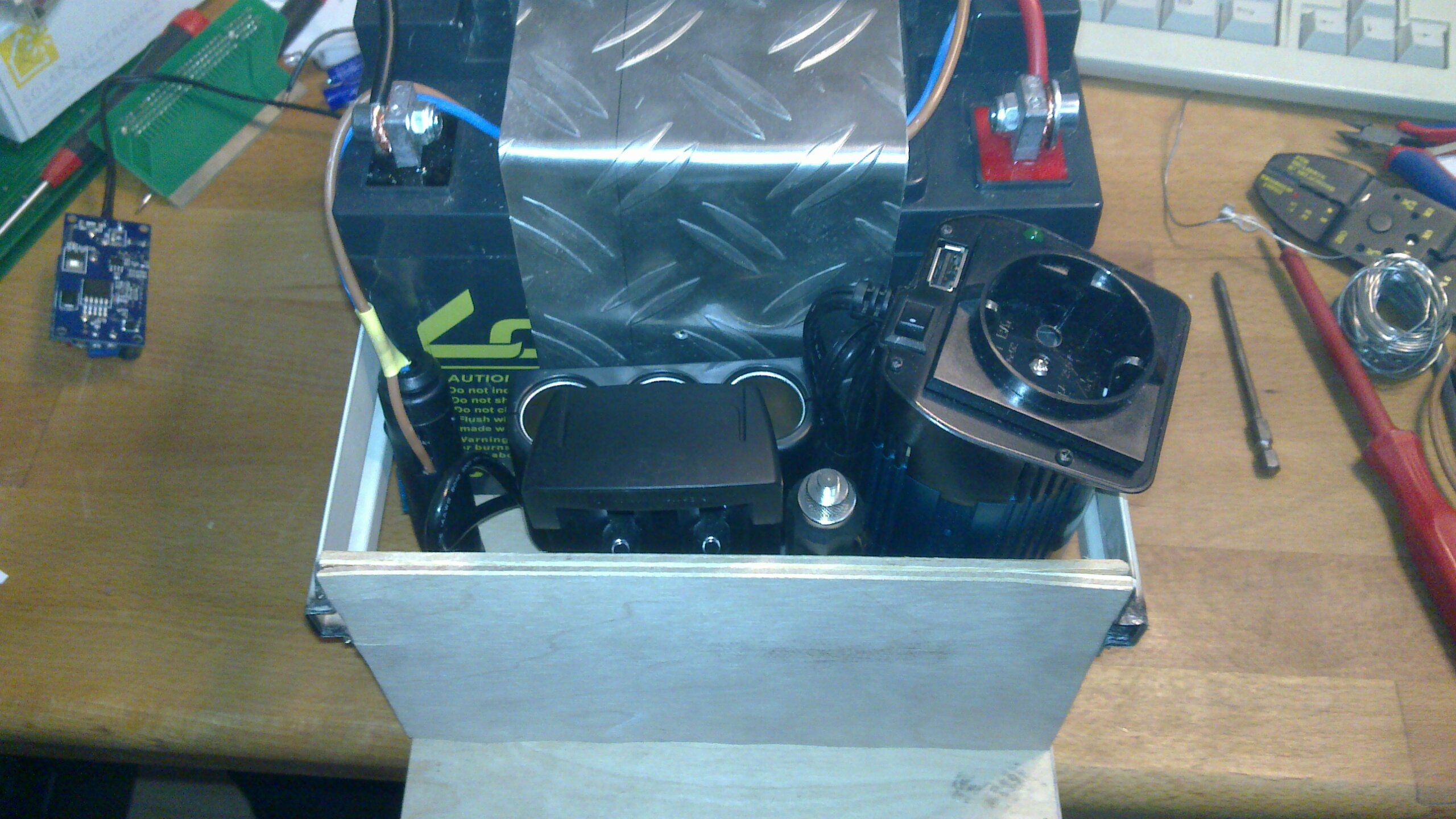 Off Grid Battery Box : 4 Steps - Instructables