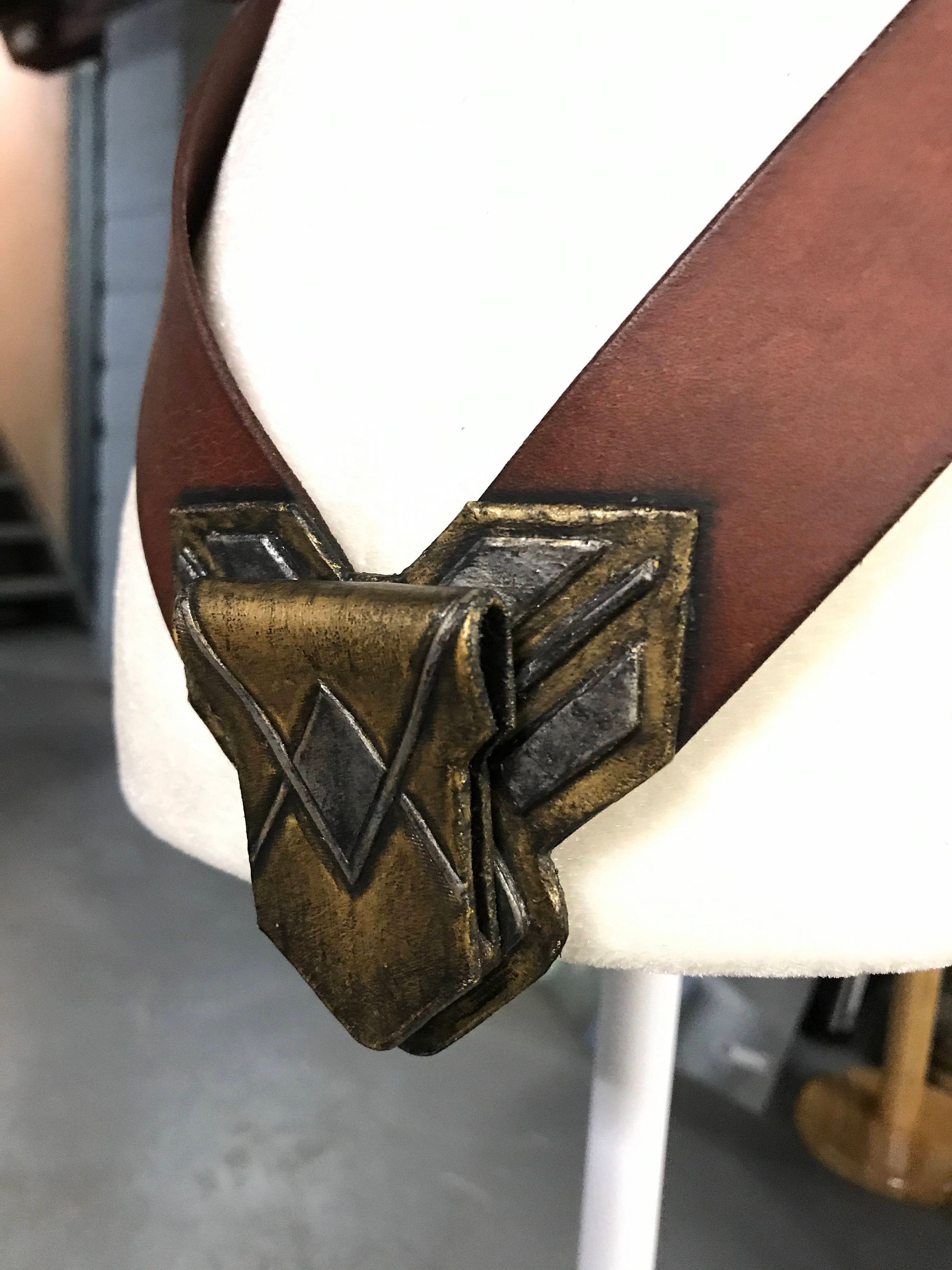 Wonder Woman Cosplay: Shield, Bracers, Shin Guard, Harness : 9 Steps ...