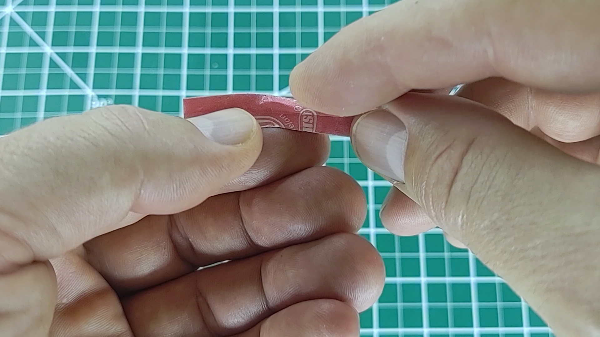 How to Make a Candy Wrapper Chain : 7 Steps (with Pictures) - Instructables