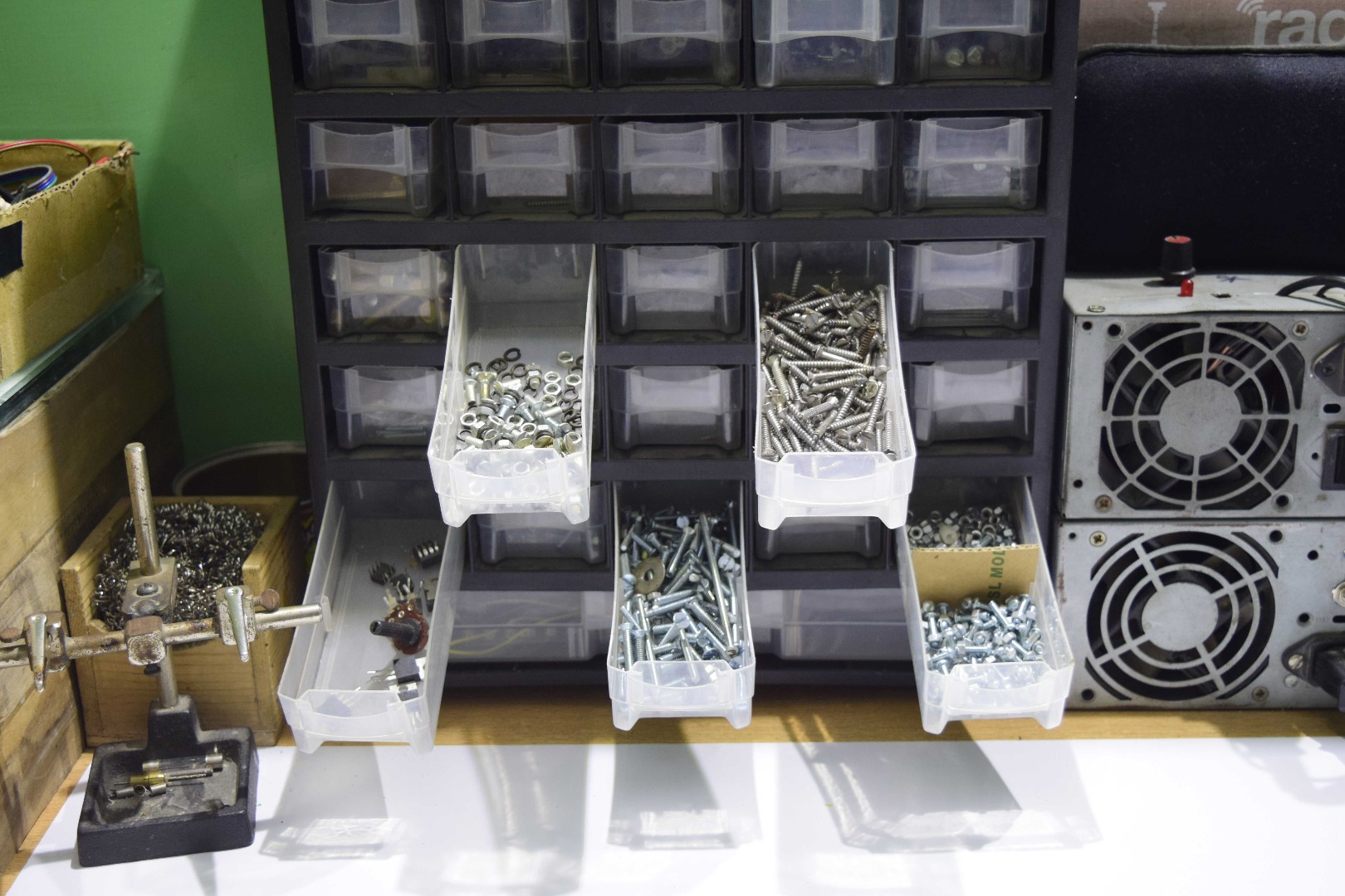 Setting Up the Perfect Electronics Workplace : 16 Steps (with Pictures ...