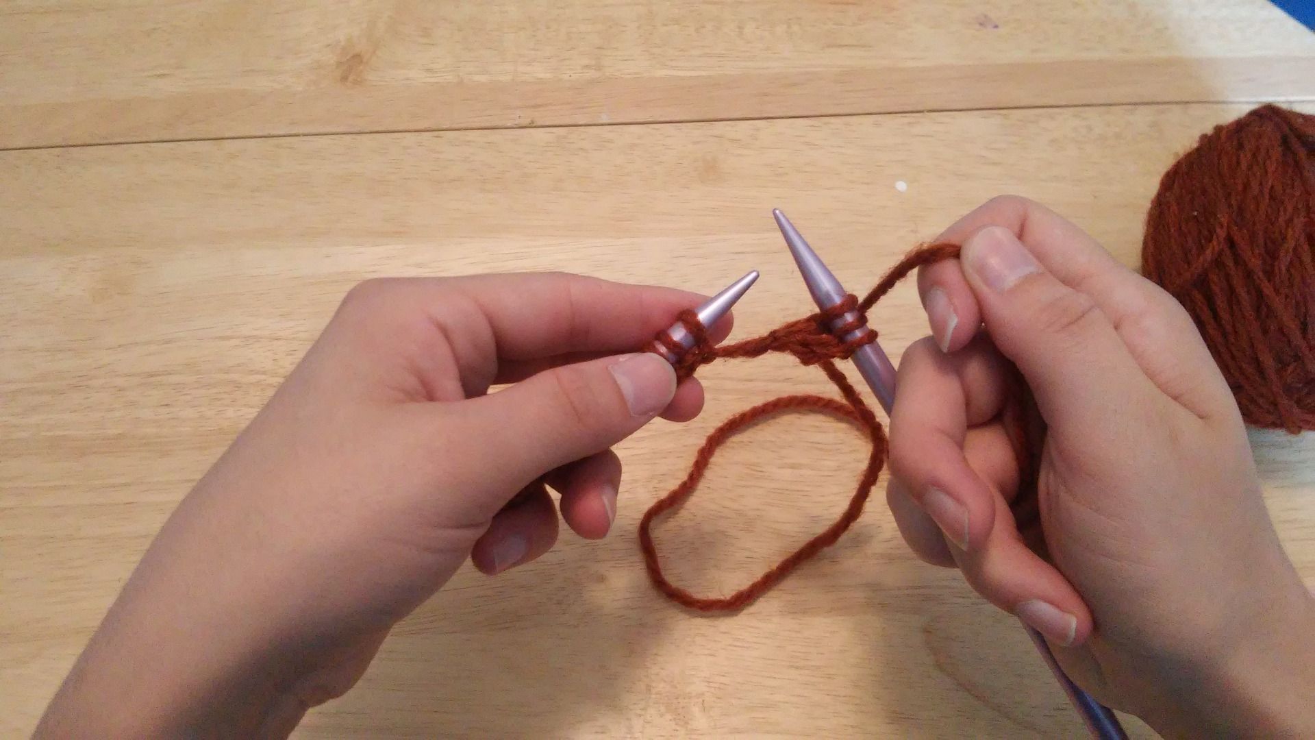 Lefty Knitting 101: Knit Stitch : 5 Steps - Instructables