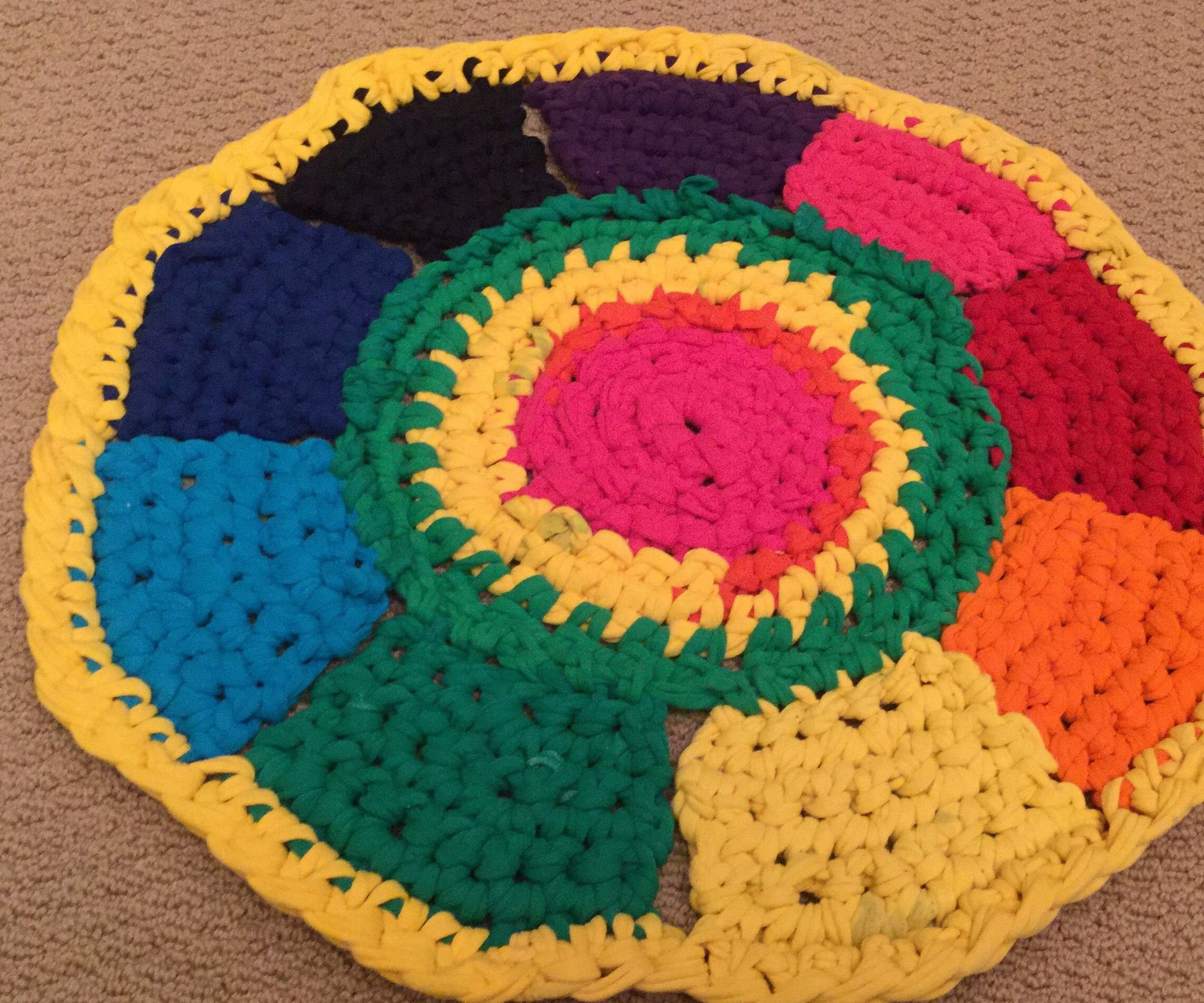 Up-cycle T Shirt Rug : 8 Steps - Instructables