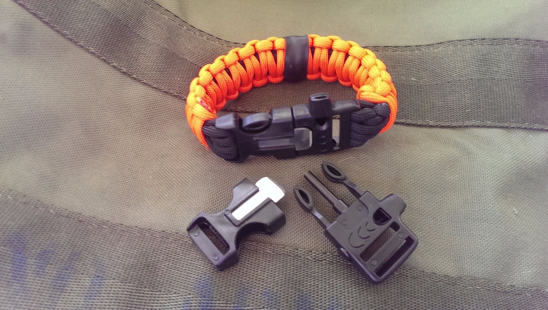 The Medic a Paracord Survival Bracelet for First Aid. : 4 Steps (with ...