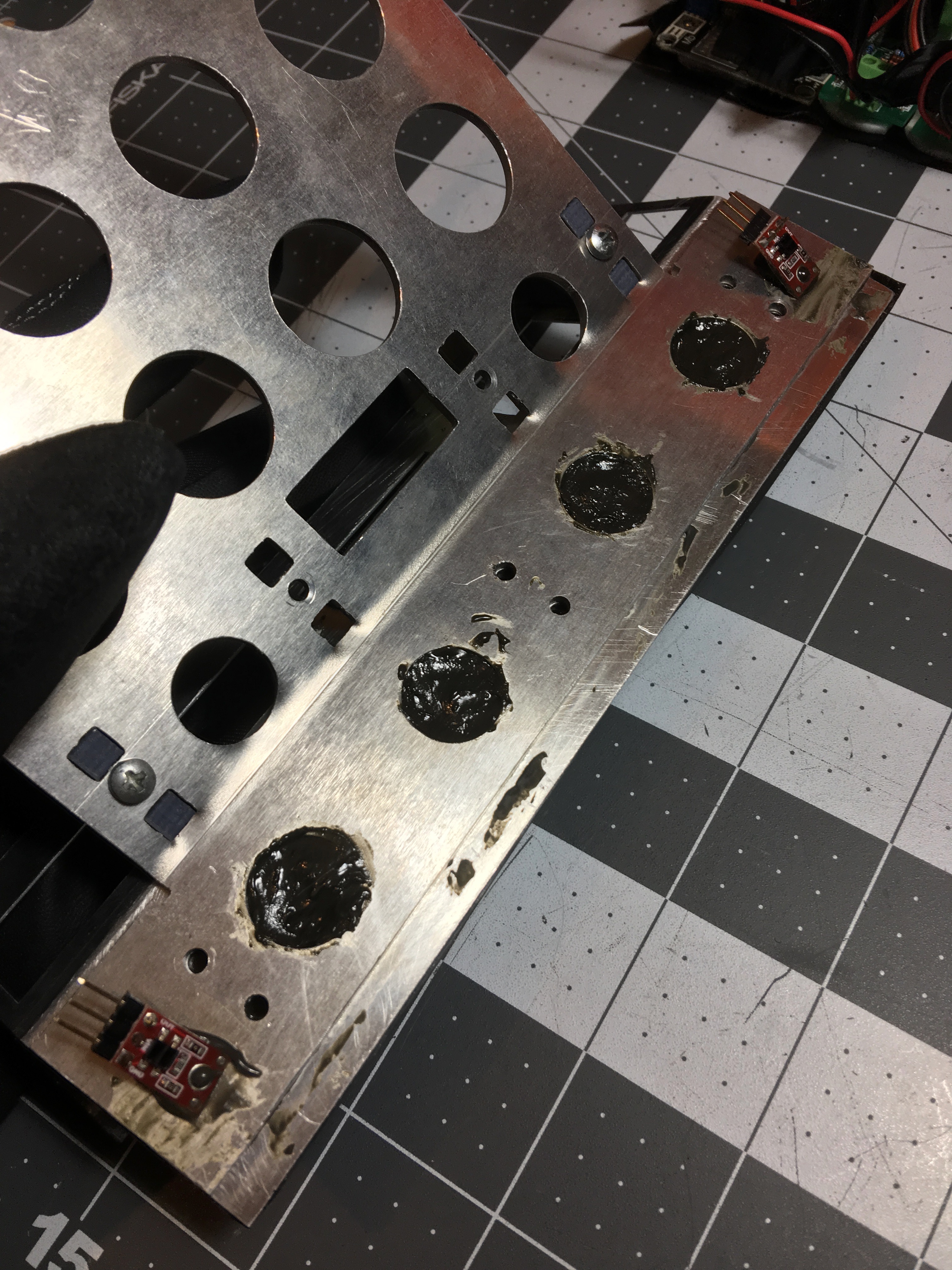 1KG Sumobot Build : 6 Steps - Instructables