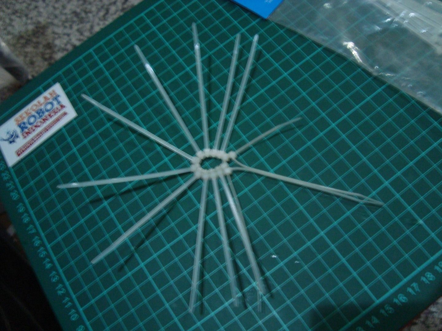 Spider Made From Cable Ties for Props Decor Halloween : 4 Steps (with ...