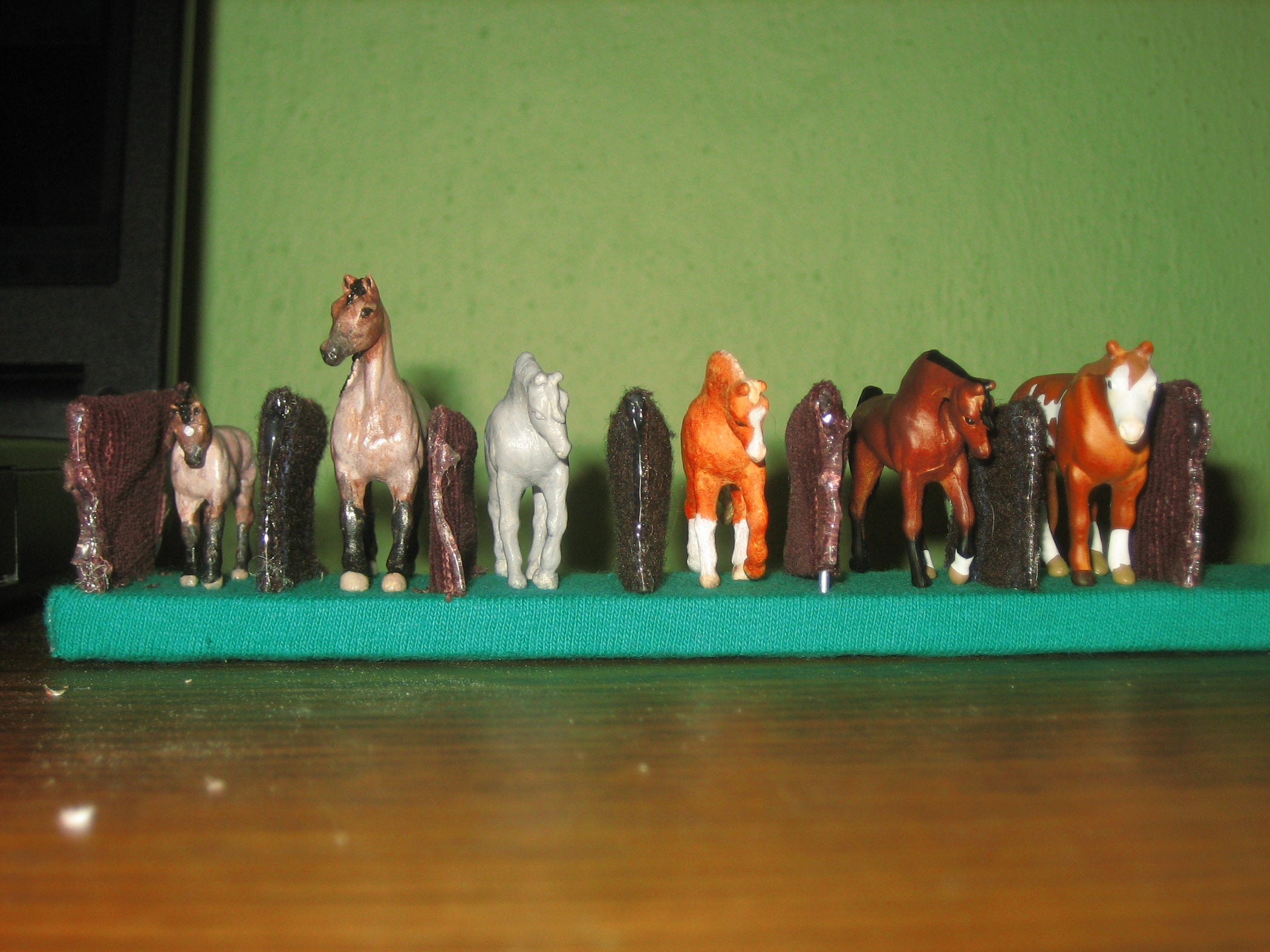 Easy Model Horse Holder : 5 Steps - Instructables