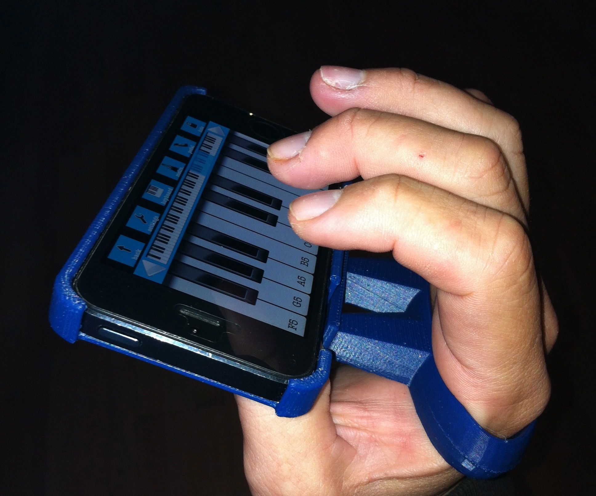 Free Hand Music Grip Holder for IPhone 5/5s (3D Printing) (with ...