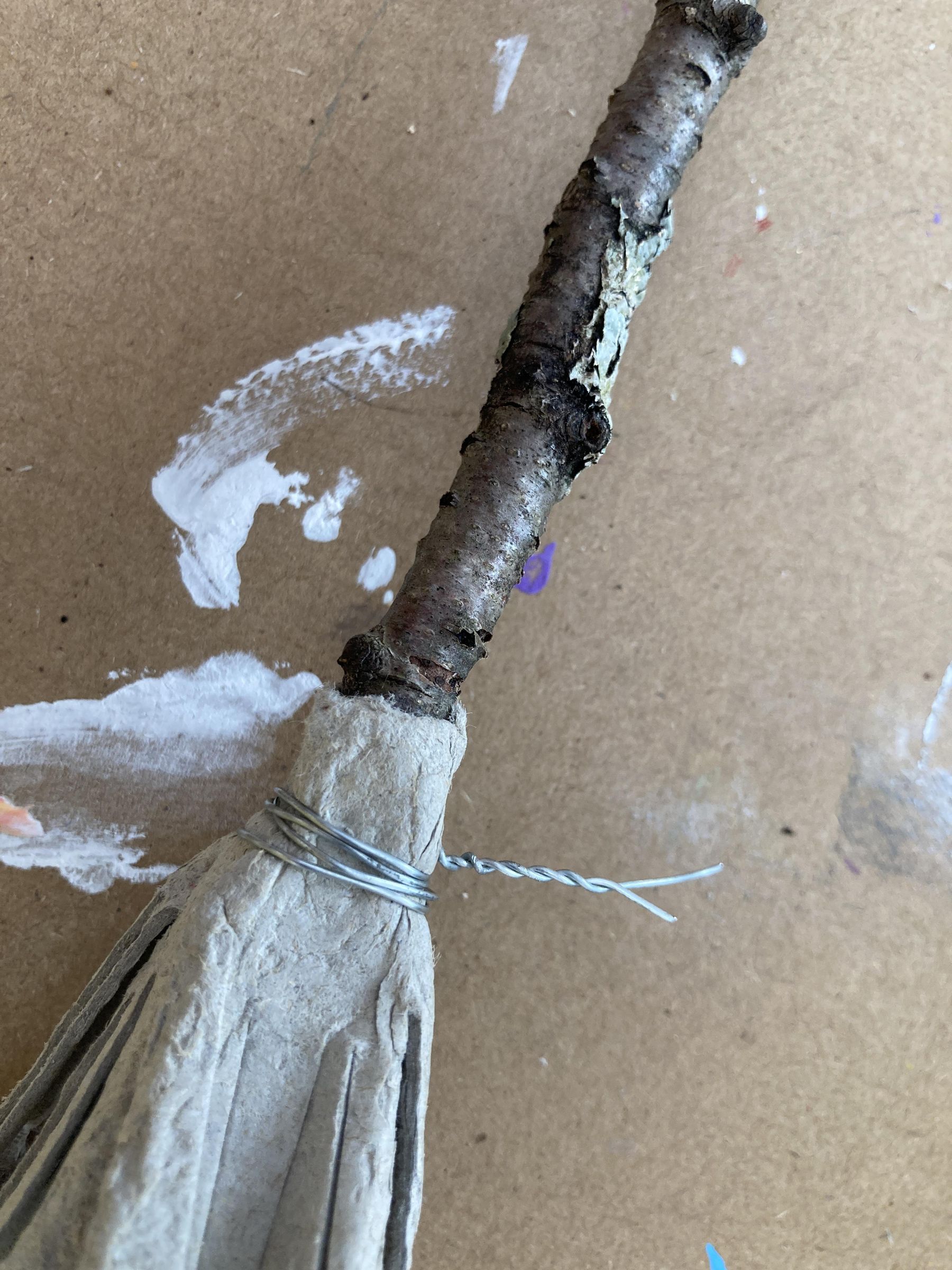 👻🧙‍♀️🧹 Spooky Egg Carton Magic: DIY Hanging Ghosts, Witches’ Brooms, and Hats! : 4 Steps (with ...