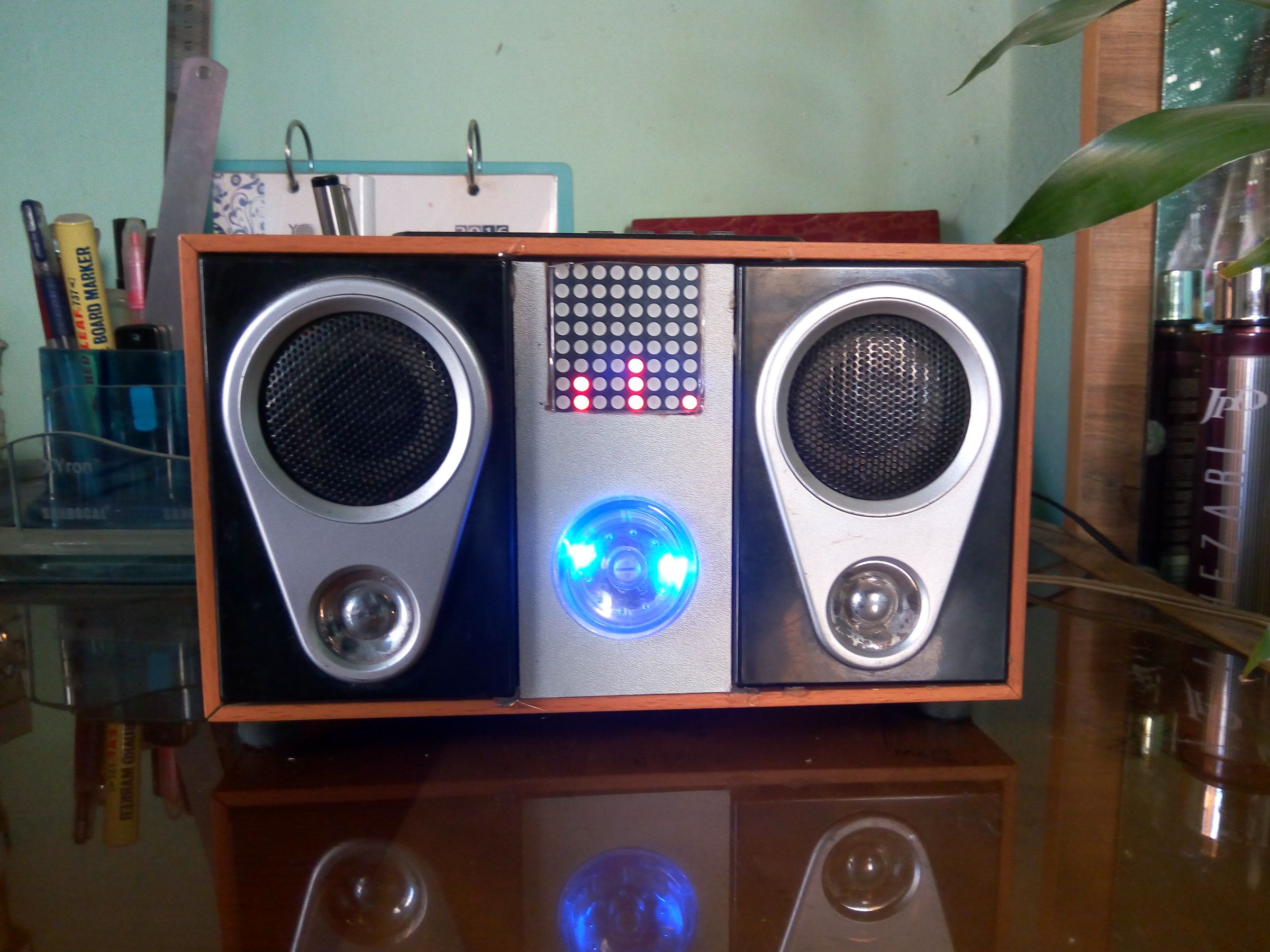 Desk Amplifier With Audio Visualization, Binary Clock & FM Receiver : 8 ...