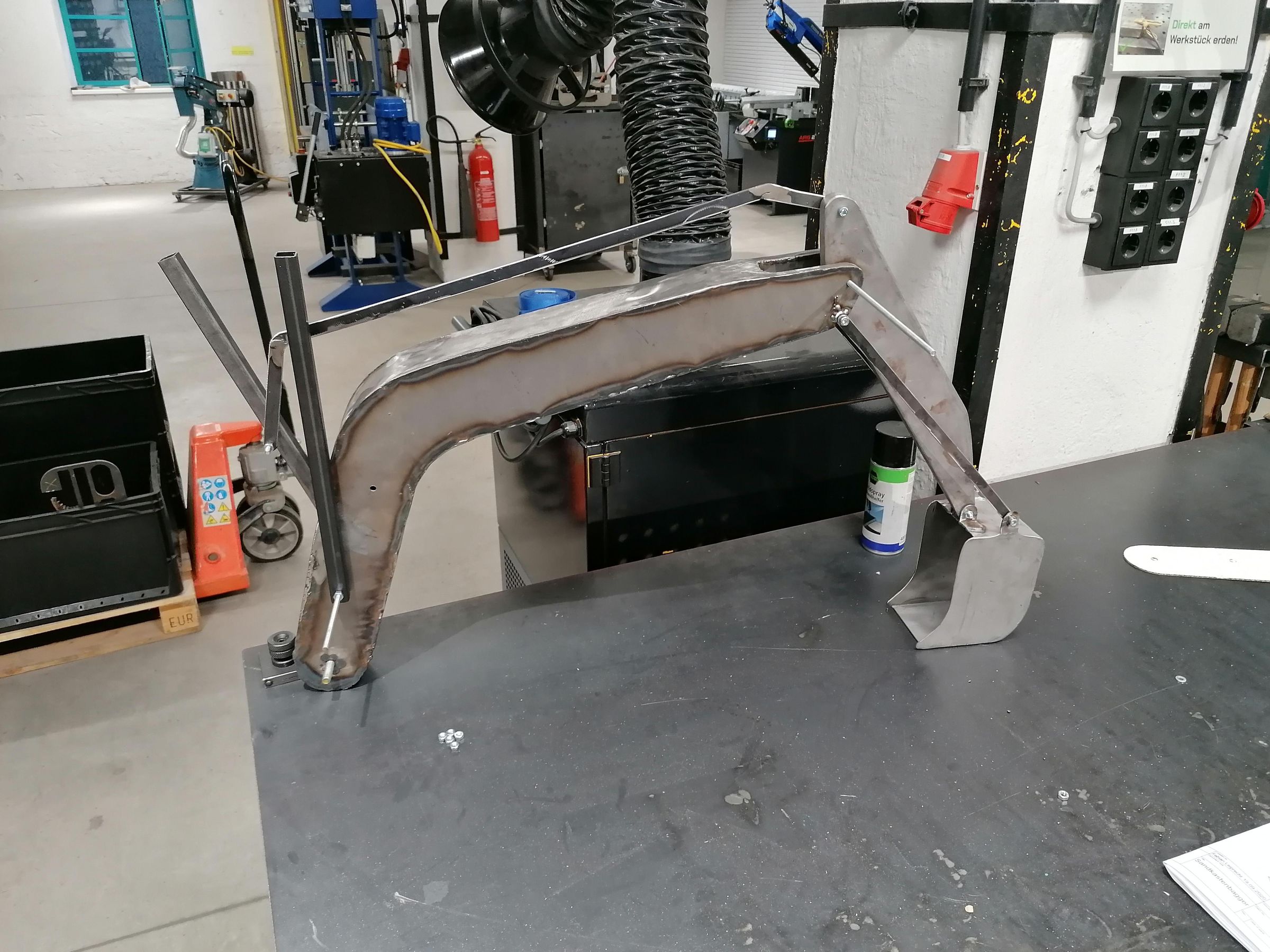 Metal Sandbox Excavator With Realistic Scooping Motion : 4 Steps (with ...