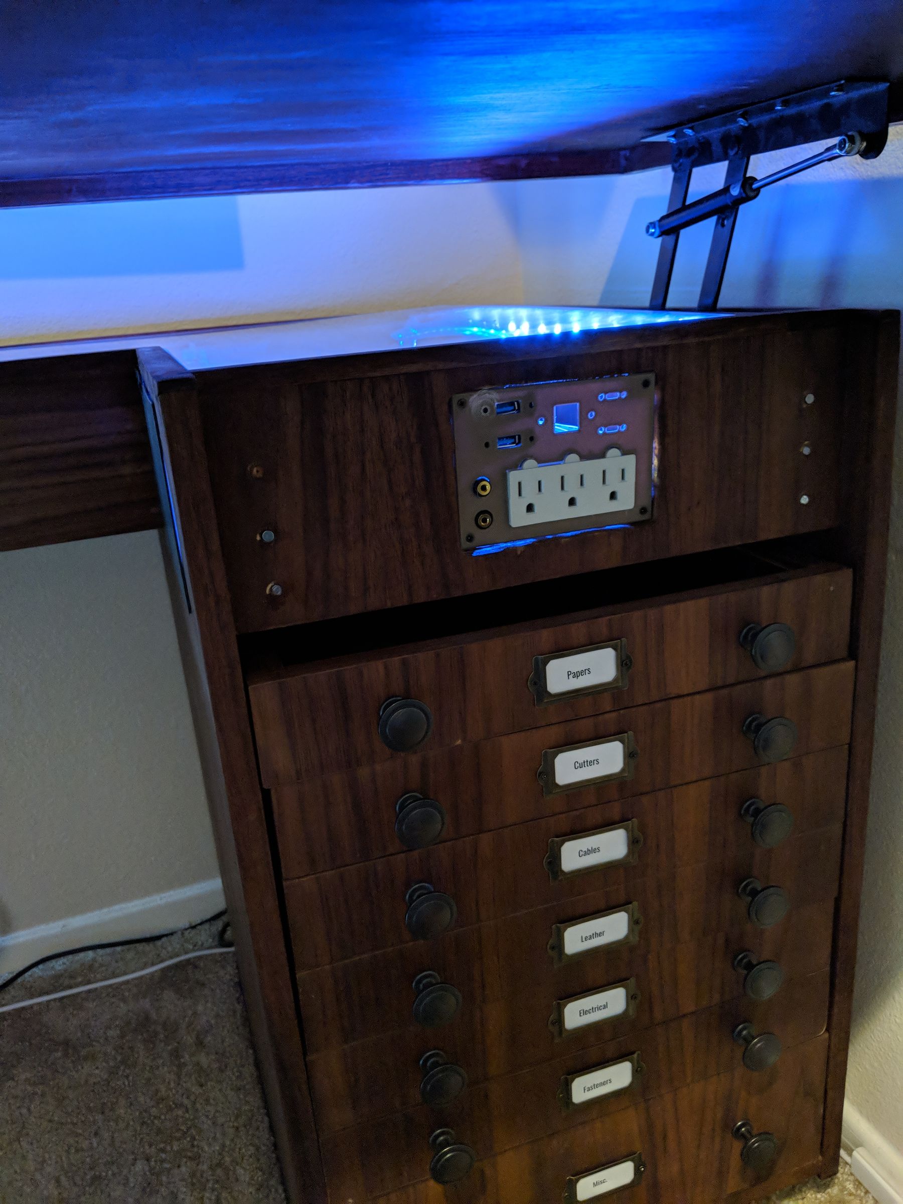Convertible Standing Desk With Hidden Computer : 10 Steps (with ...