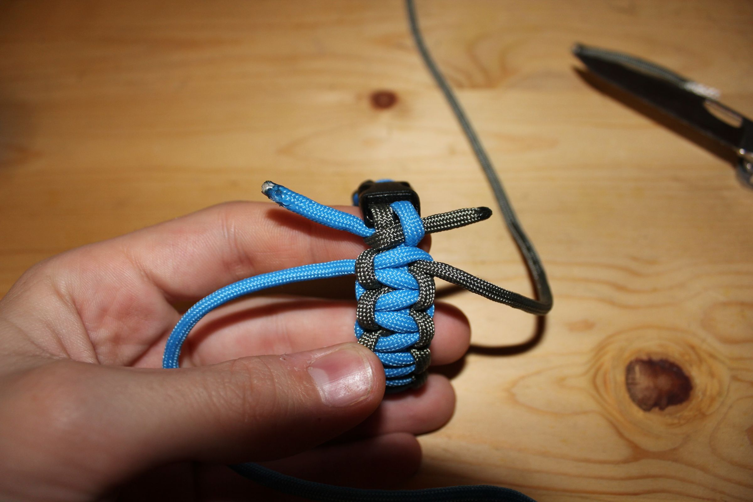 Survival Bracelet (Updated!) : 8 Steps (with Pictures) - Instructables