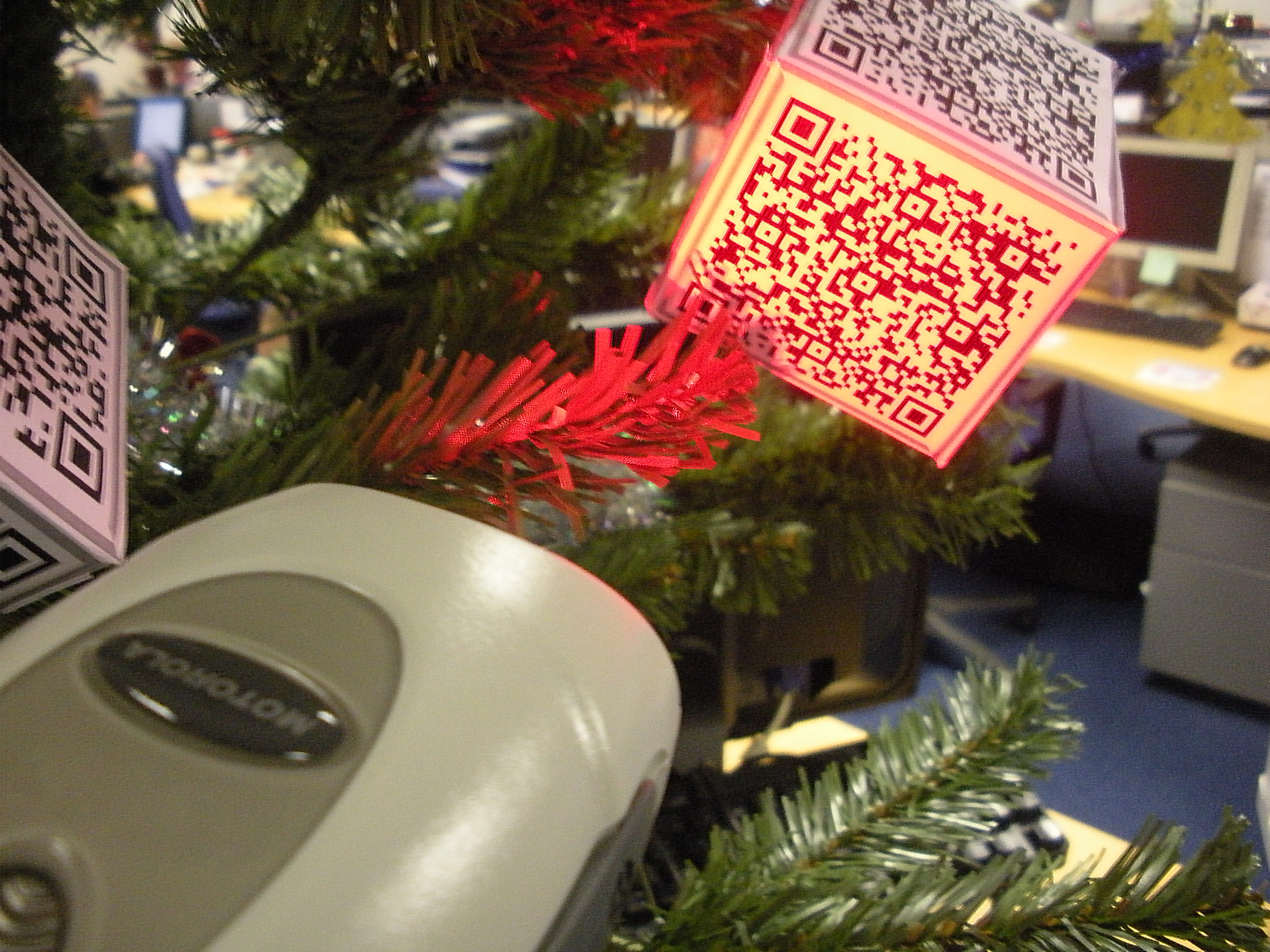 Ueber-Geek Christmas Tree With QR Code Decorations : 5 Steps (with ...