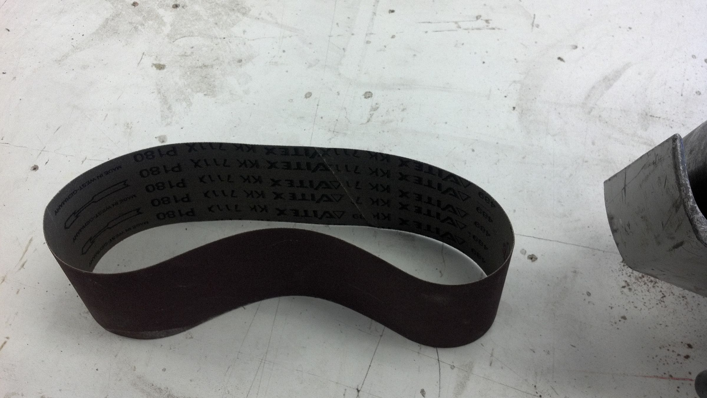 How to Change the Belt on a Hand Held Belt Sander : 5 Steps (with ...