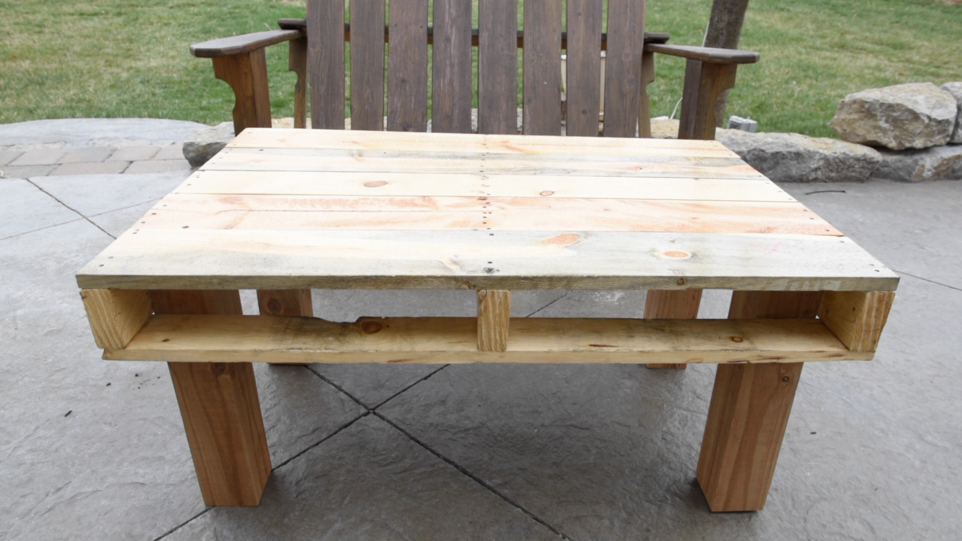 How To Make An Outdoor Pallet Table In 15 Minutes //DIY | atelier-yuwa ...