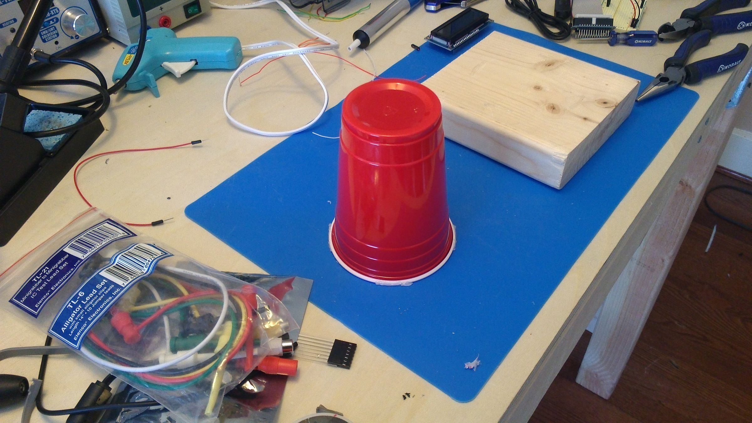 The Down Right Cheap Robot Stand! : 3 Steps - Instructables