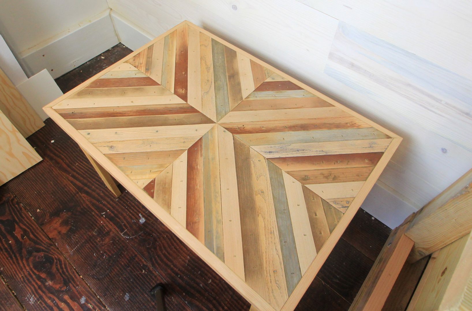 DIY Rustic Style Coffee Table With Reclaimed Wood (with Pictures ...