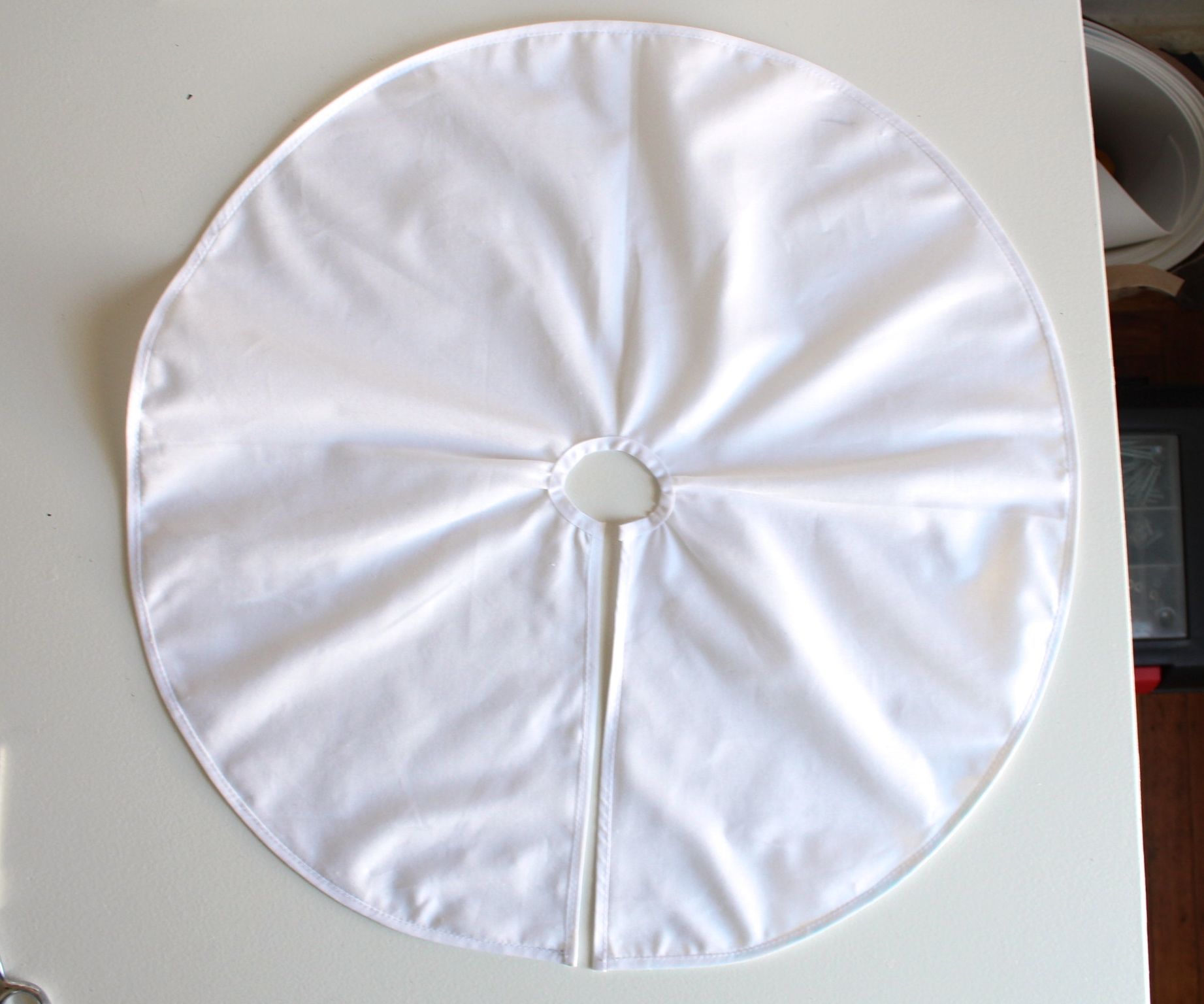 How to Make a Tree Skirt : 8 Steps (with Pictures) - Instructables